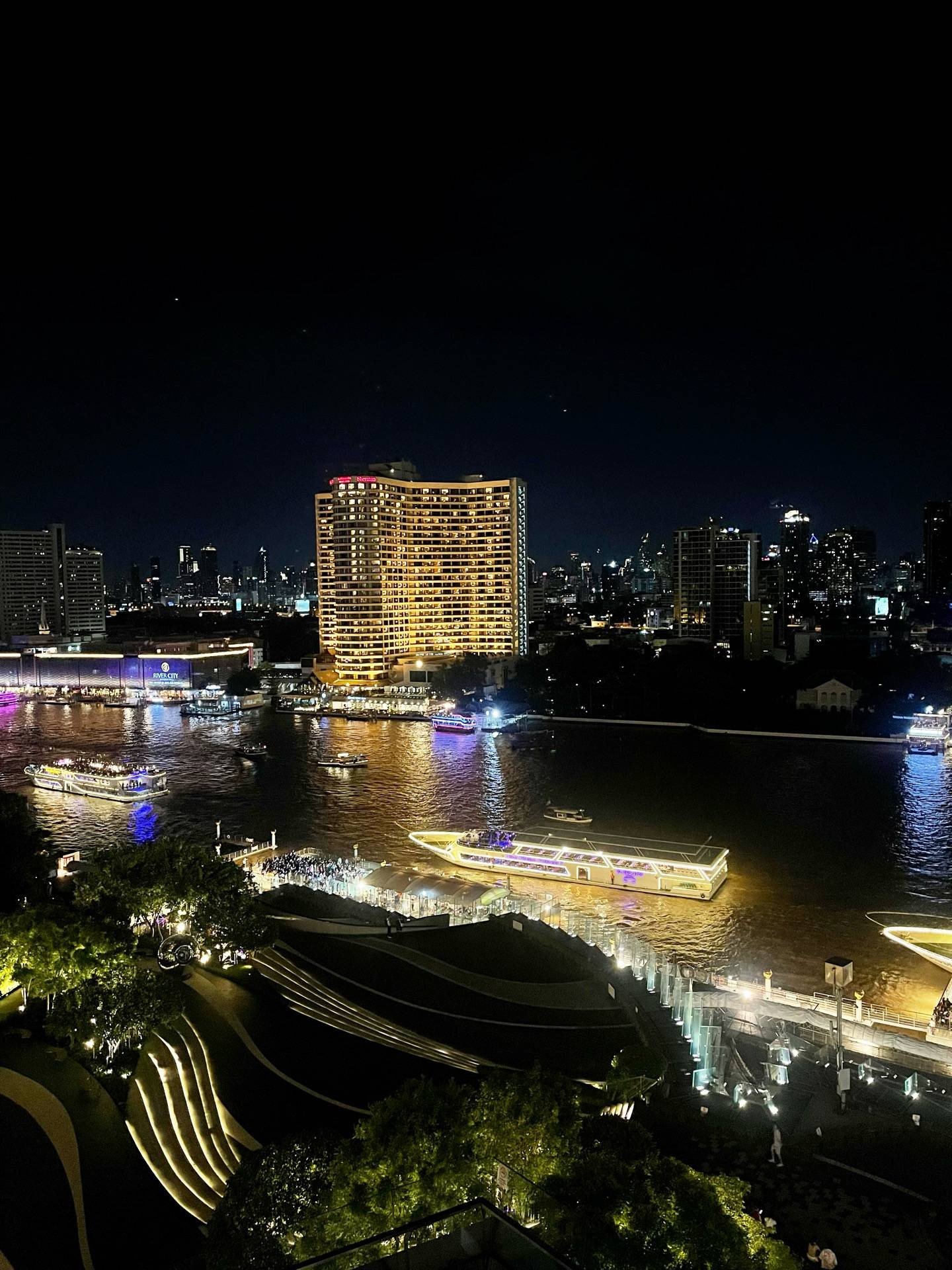 รูป HOBS ICONSIAM