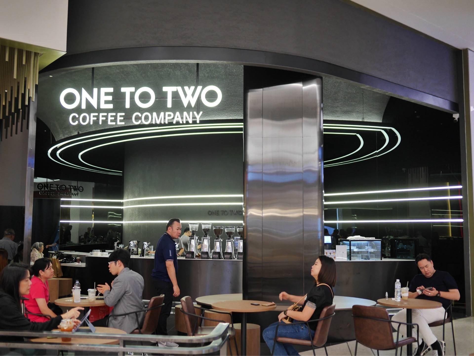 รีวิว One To Two One BANGKOK - เครื่องดื่มราคาไม่แรง คนเพียบ