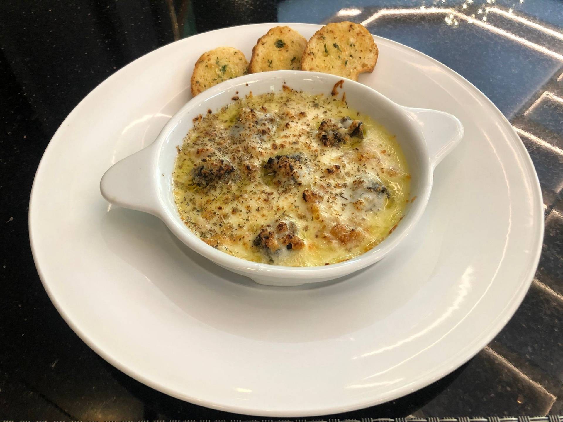 Six Escargots Gratines au Mozzarella ร้าน CUT Raw & Grilled และ Chez Miline