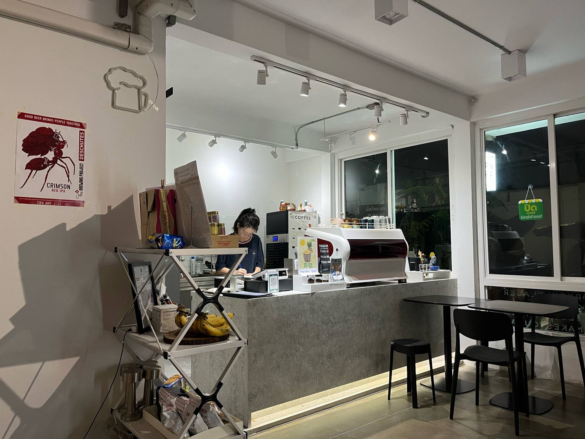 รีวิว Sip 'n Drip coffee Bkk - นั่งชิลพักผ่อนจิบเบียร์