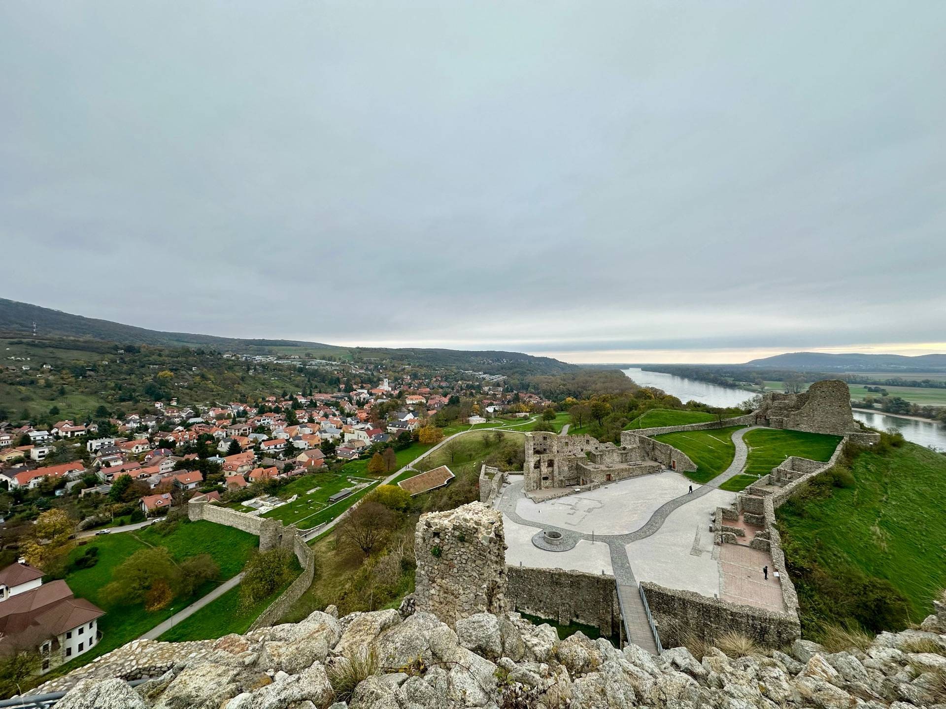 รีวิว Hrad Devín Devín Castle - ปราสาทเก่าบนยอดเขาริมแม่น้ำดานูบขั้น ...