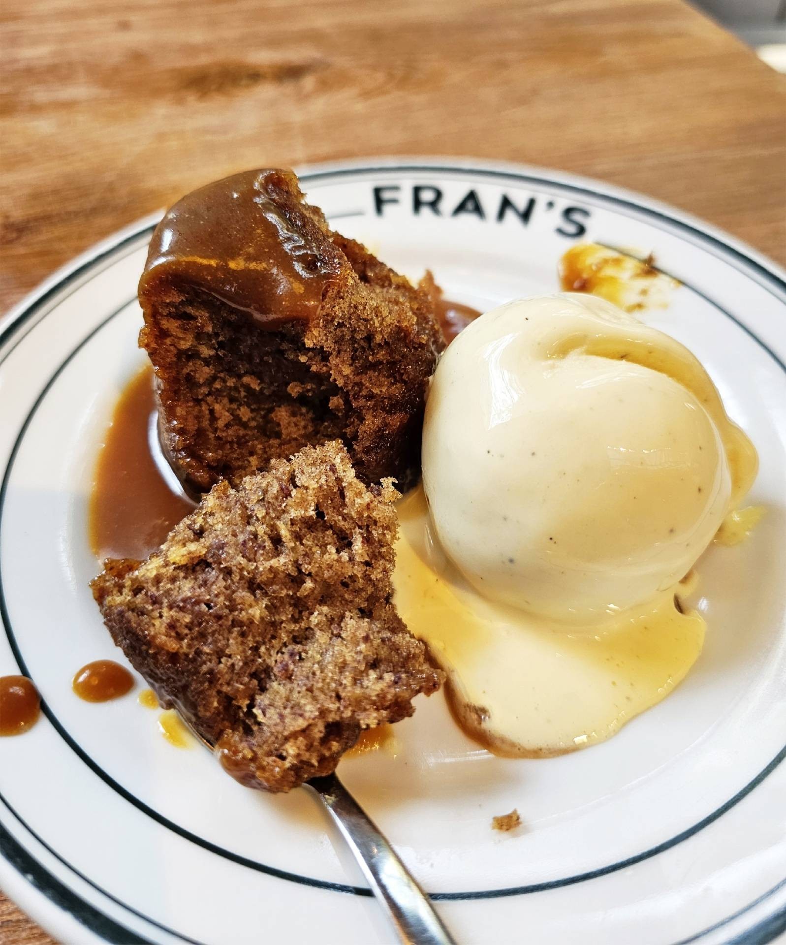 Sticky Date Pudding With Ice Cream ร้าน FRAN'S - Brunch & Greens สาธร ซอย 1