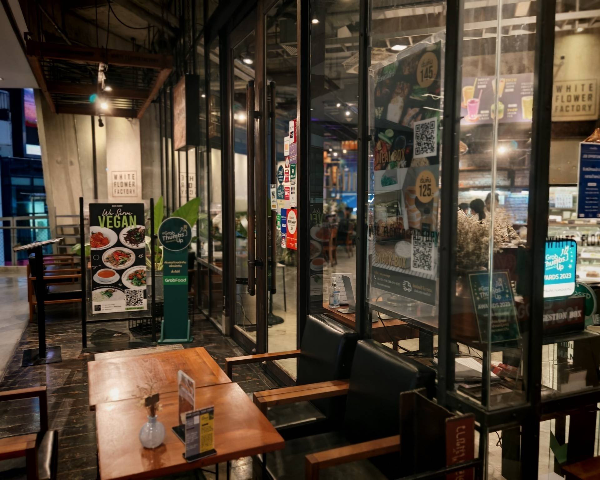 รูป ครัวดอกไม้ขาว สยามสแควร์ วัน