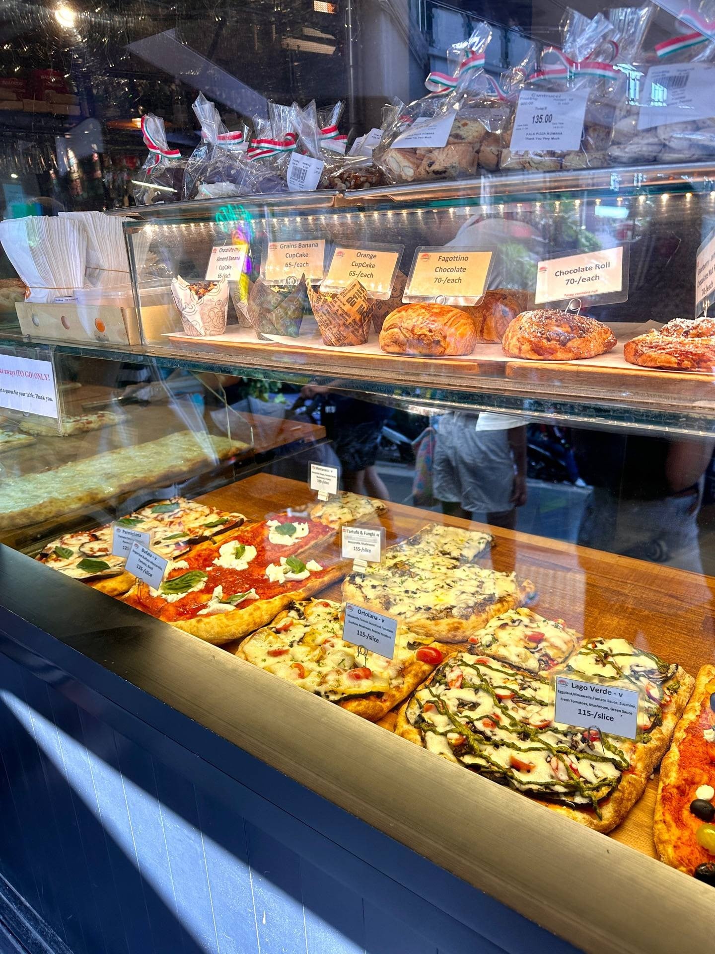 PIZZA ร้าน Pala Pizza Romana อโศก (ใต้ BTS ก่อนทางลง MRT สถานีสุขุมวิท)