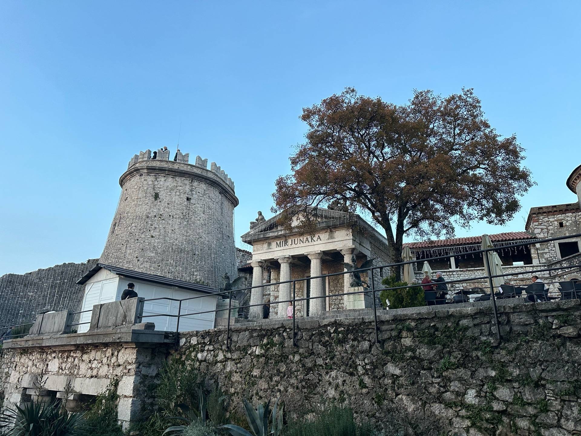 รีวิว Trsat Castle - ปราสาทบนเขามองเห็นวิวทะเลสวยงามของชายฝั่งประเทศ ...