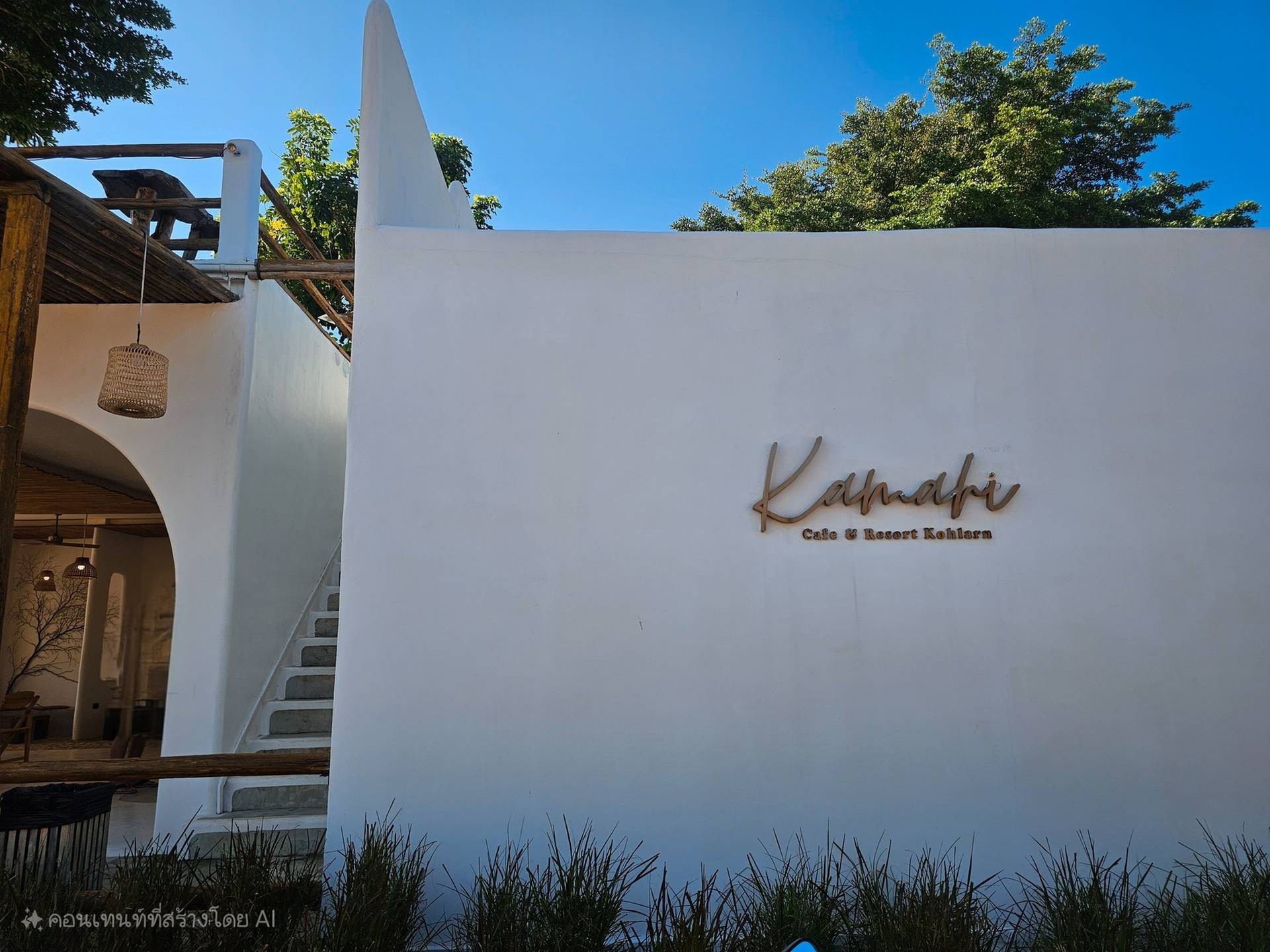 รีวิว Kamari Cafe - มาแวะนั่งคาเฟ่ เล่นกับน้องหมูแคระก่อนขึ้นเรือกลับ ...