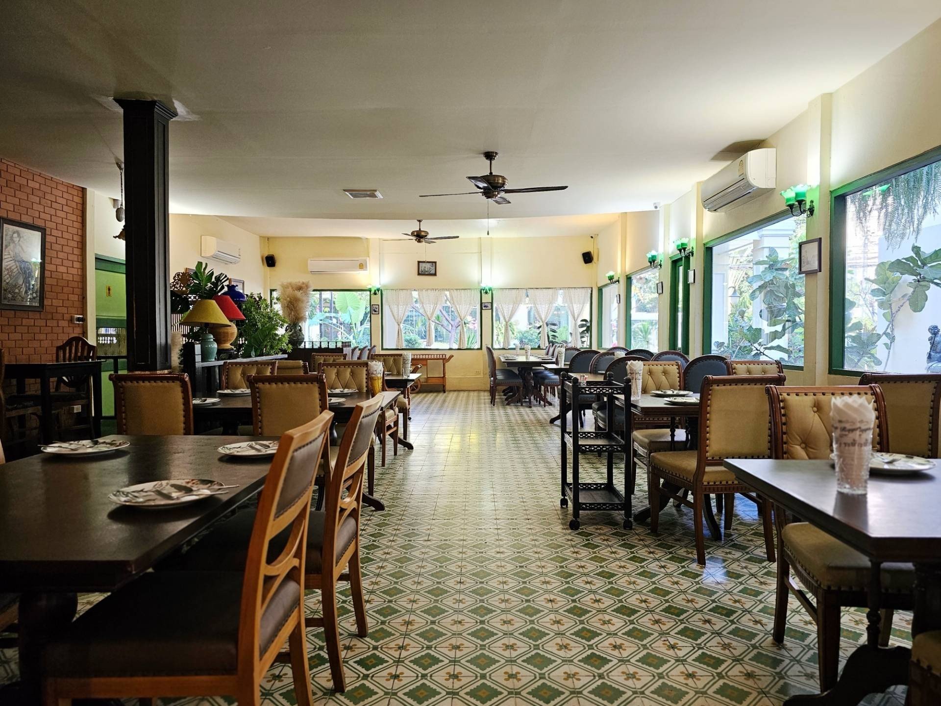 รูป ปราย ระย้า Local Phuket Cuisine , Sukhumvit 8 ( 350 M. form BTS NaNa )