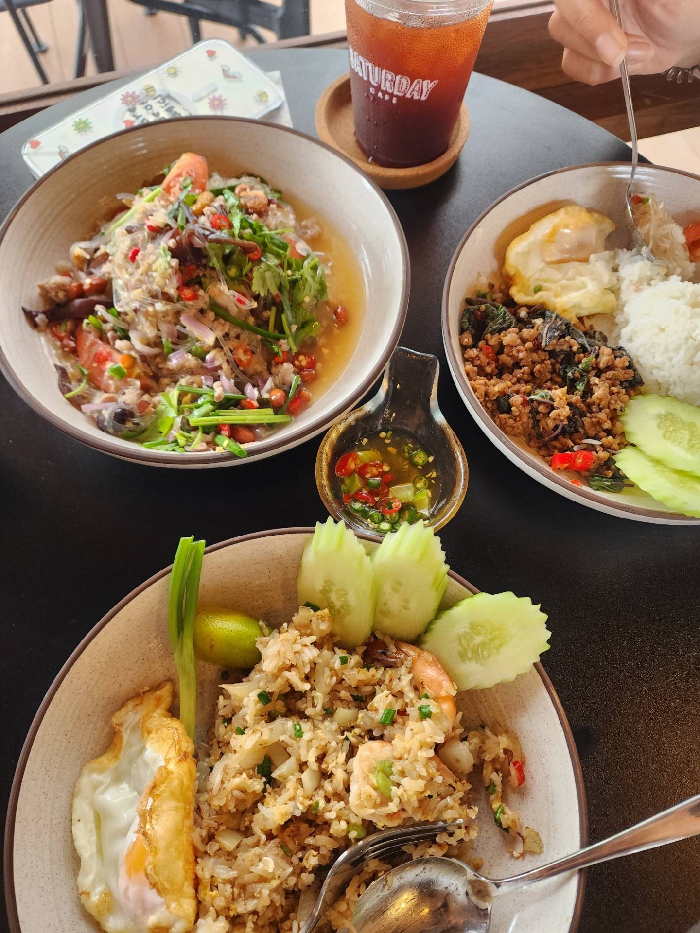 รีวิว SATURDAY CAFE, SAKHU - กาแฟดี เมล็ดกาแฟมีให้เลือก อาหารก็อร่อยค่ะ ยำวุ้นเส้นโบราญรสจัด