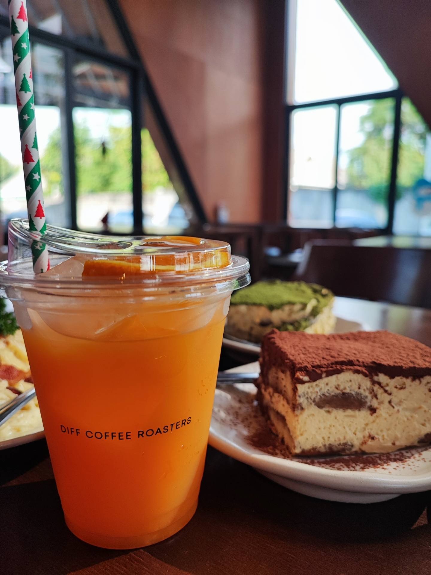 รีวิว Diff Coffee Roasters - ร้านกาแฟ ร้านใหญ่ กว้างขวาง ตกแต่งสวยงาม