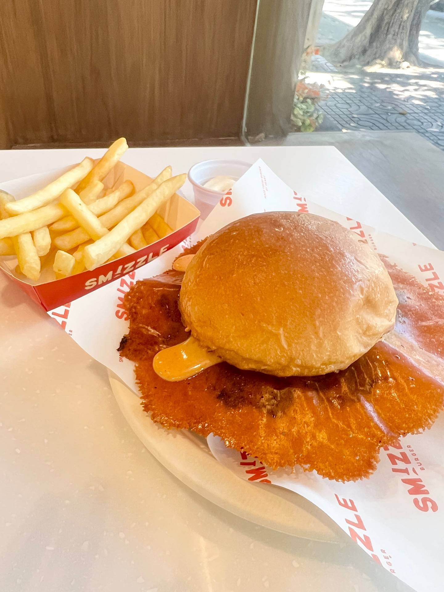 รีวิว Smizzle Burger Ari - อร่อยกับเบอร์เกอร์ชีสรสชาติแน่น