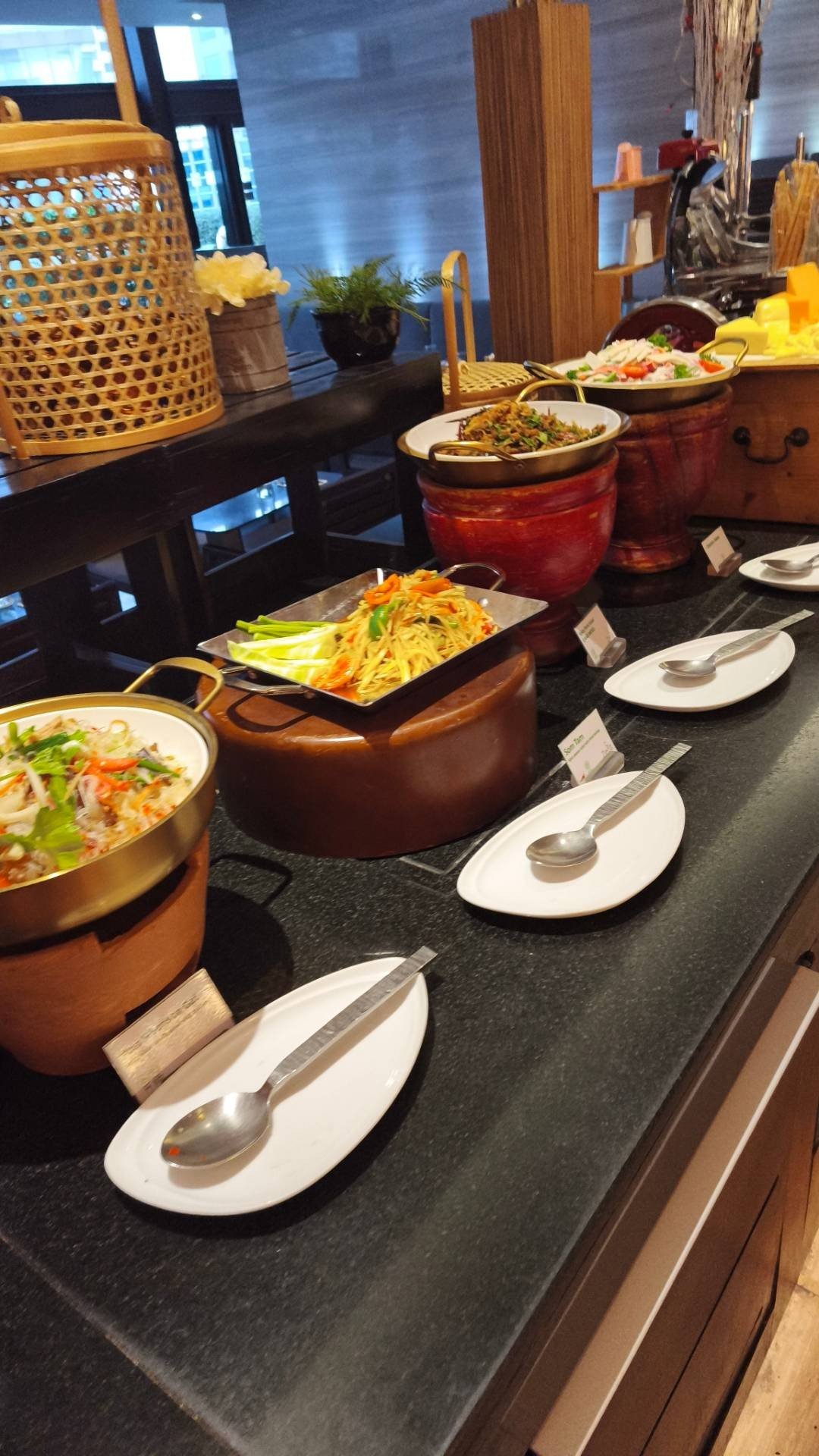 รูป Zeta Cafe โรงแรมฮอลิเดย์อินน์ กรุงเทพฯ