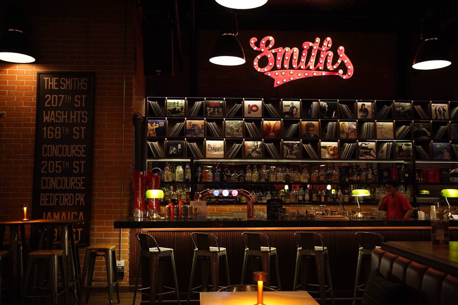 รีวิว The Smiths Bar - The Smiths Bar Bkk– บาร์แผ่นเสียงสุดชิค 🎧🍷