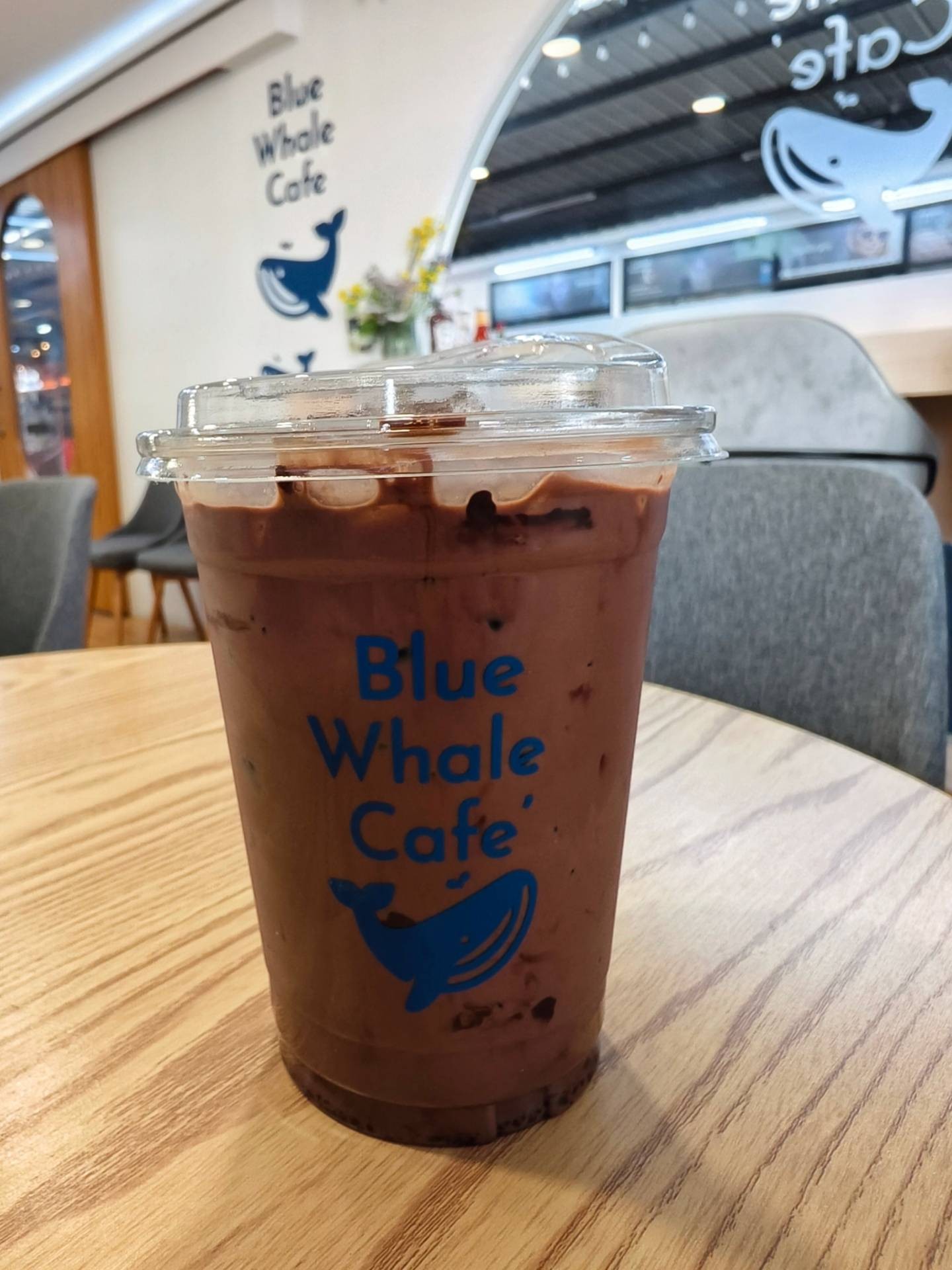 รีวิว Blue Whale Cafe ตลาดต้นสัก - โกโก้เข้ม เค้กอร่อย