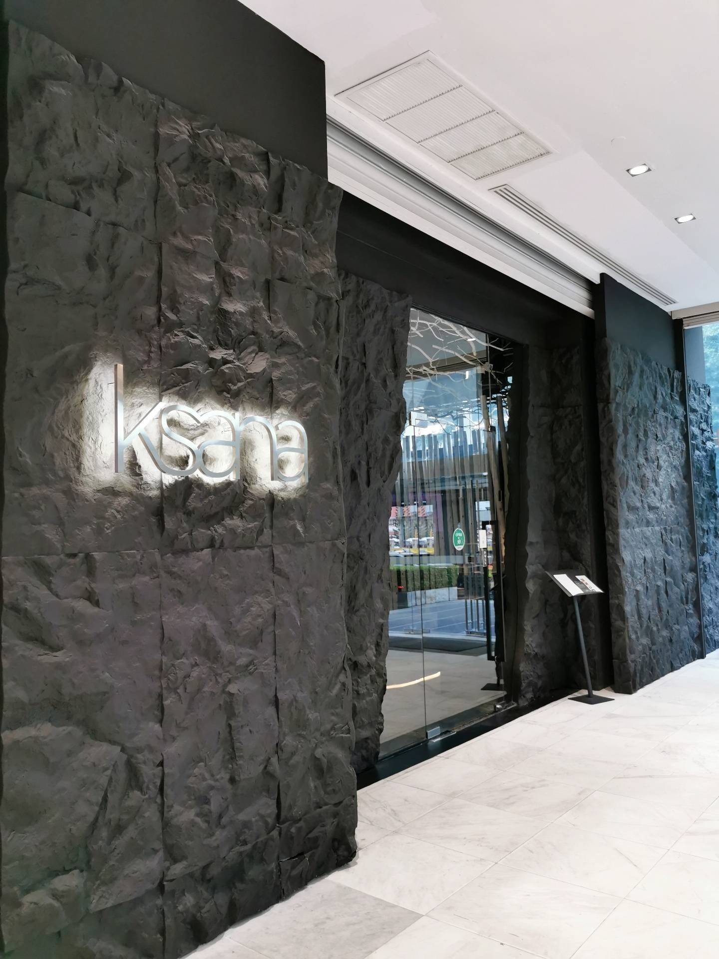 รีวิว Ksana Matcha Central World - Ksana ร้านมัทฉะในบรรยากาศหุบเขาสีดำ ...