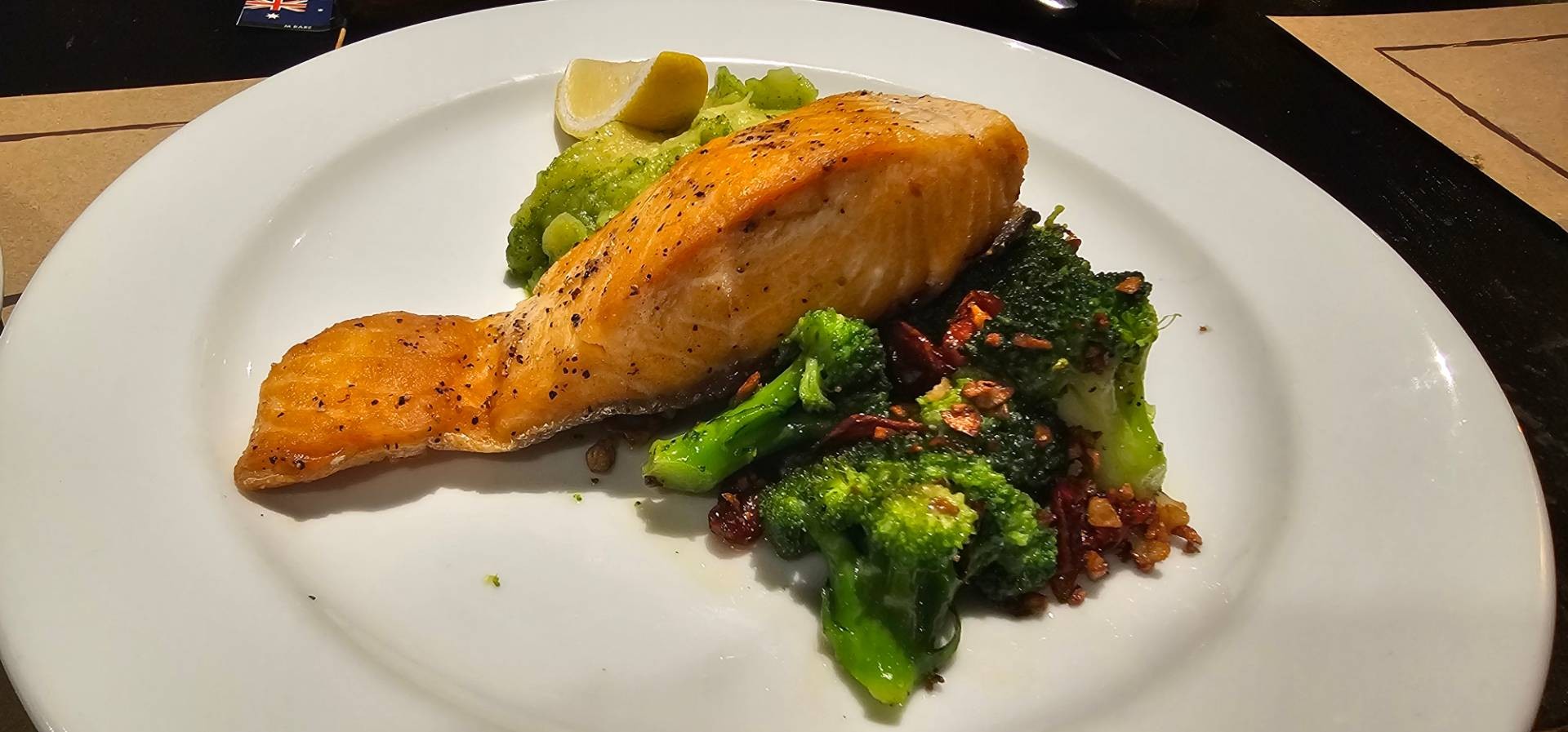 สเต็กแซลมอน ร้าน Wine Connection Silom Complex