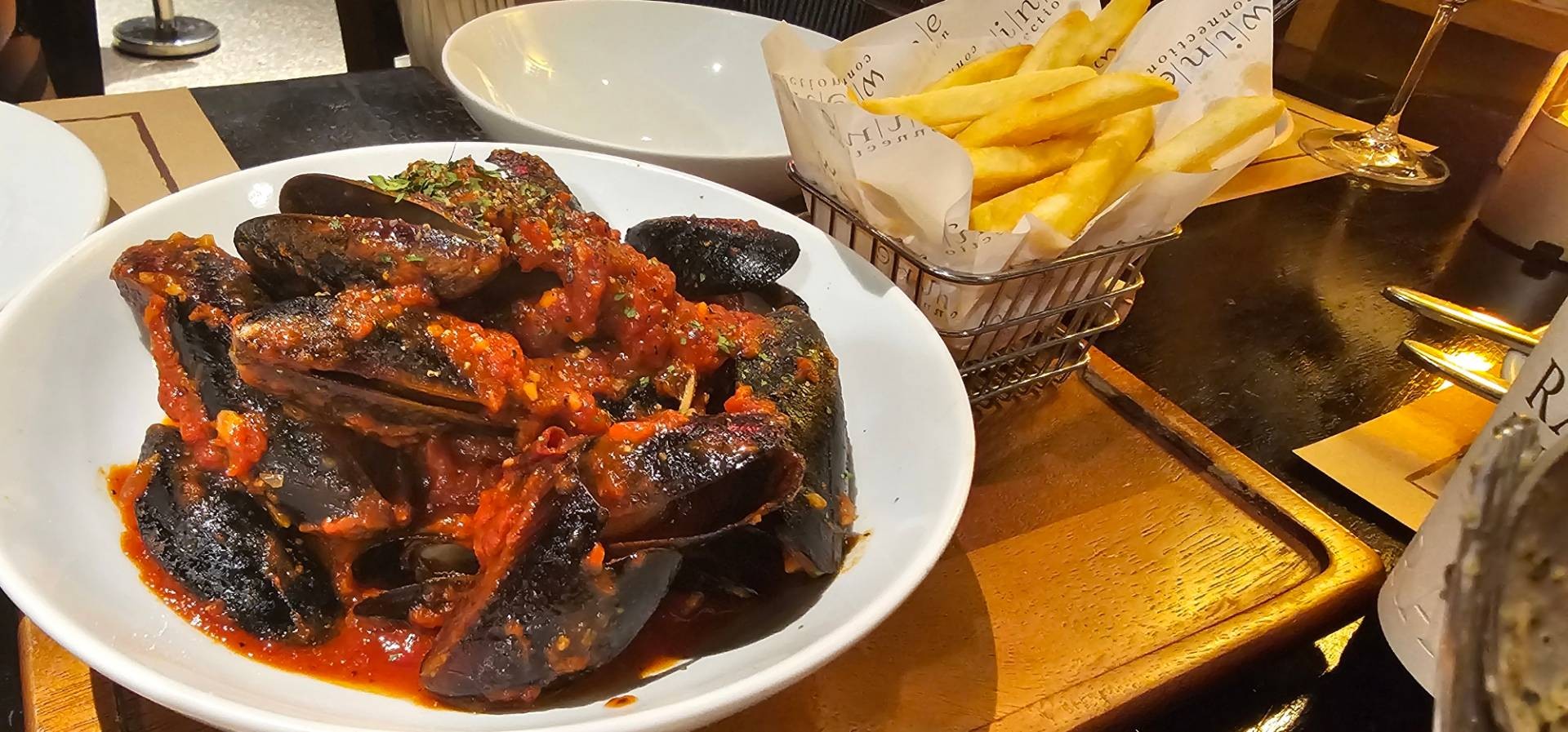 หอยแมลงภู่อบซอสสไตล์สเปน ร้าน Wine Connection Silom Complex