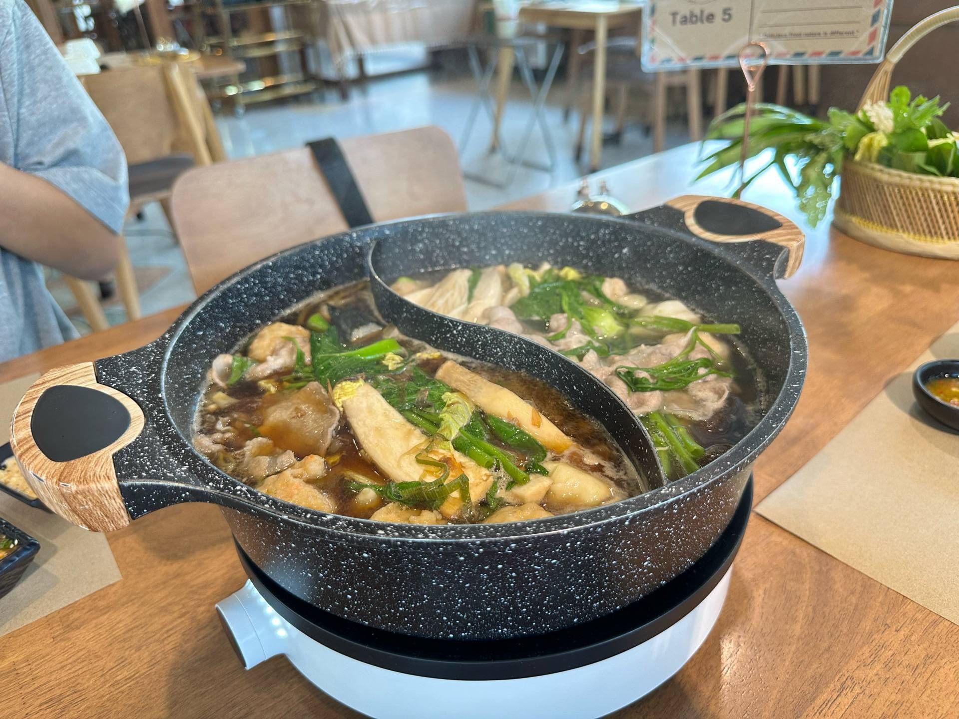 รีวิว GROOT hotpot ศาลายา - ชาบูในสวน มีเนื้อหมูจากญี่ปุ่น