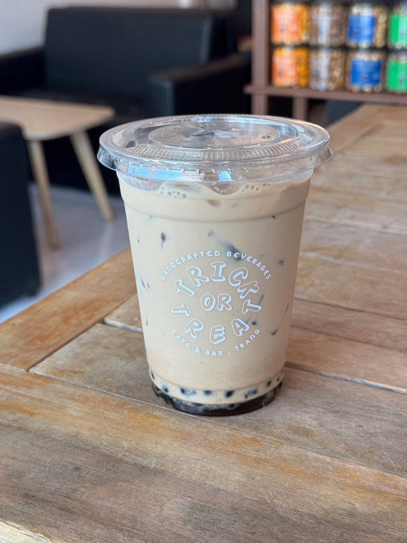 ร้าน Trick or Treat Cafe & Bar (ทริค ออร์ ทรีท คาเฟ่ แอนด์ บาร์) ถนน ...