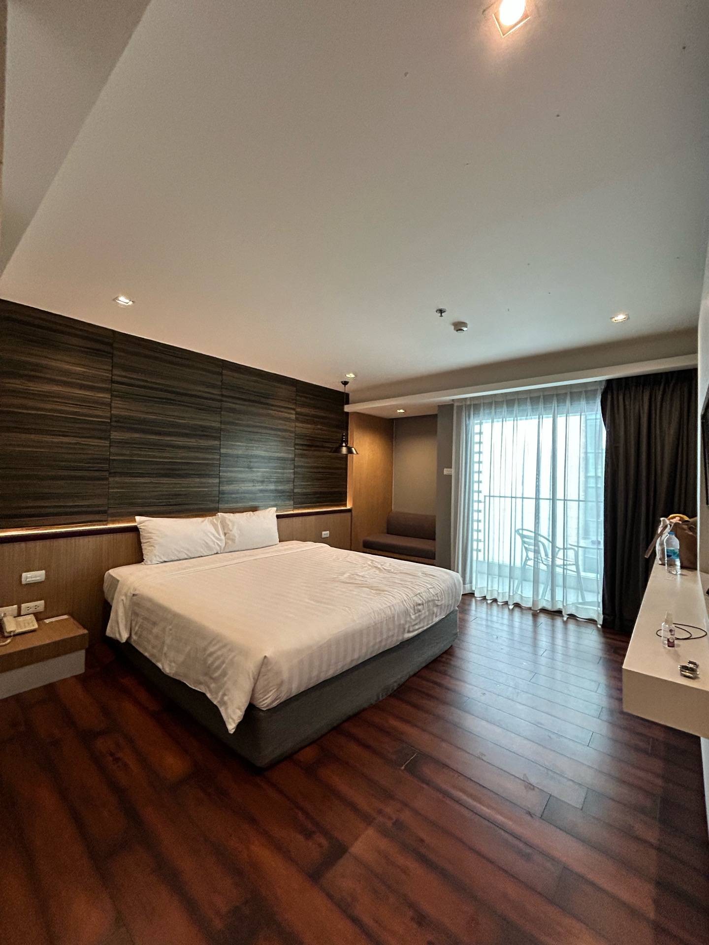 รีวิว Sea Me Spring Tree Hotel - โรงแรม ซอย 10 ทำเลดี