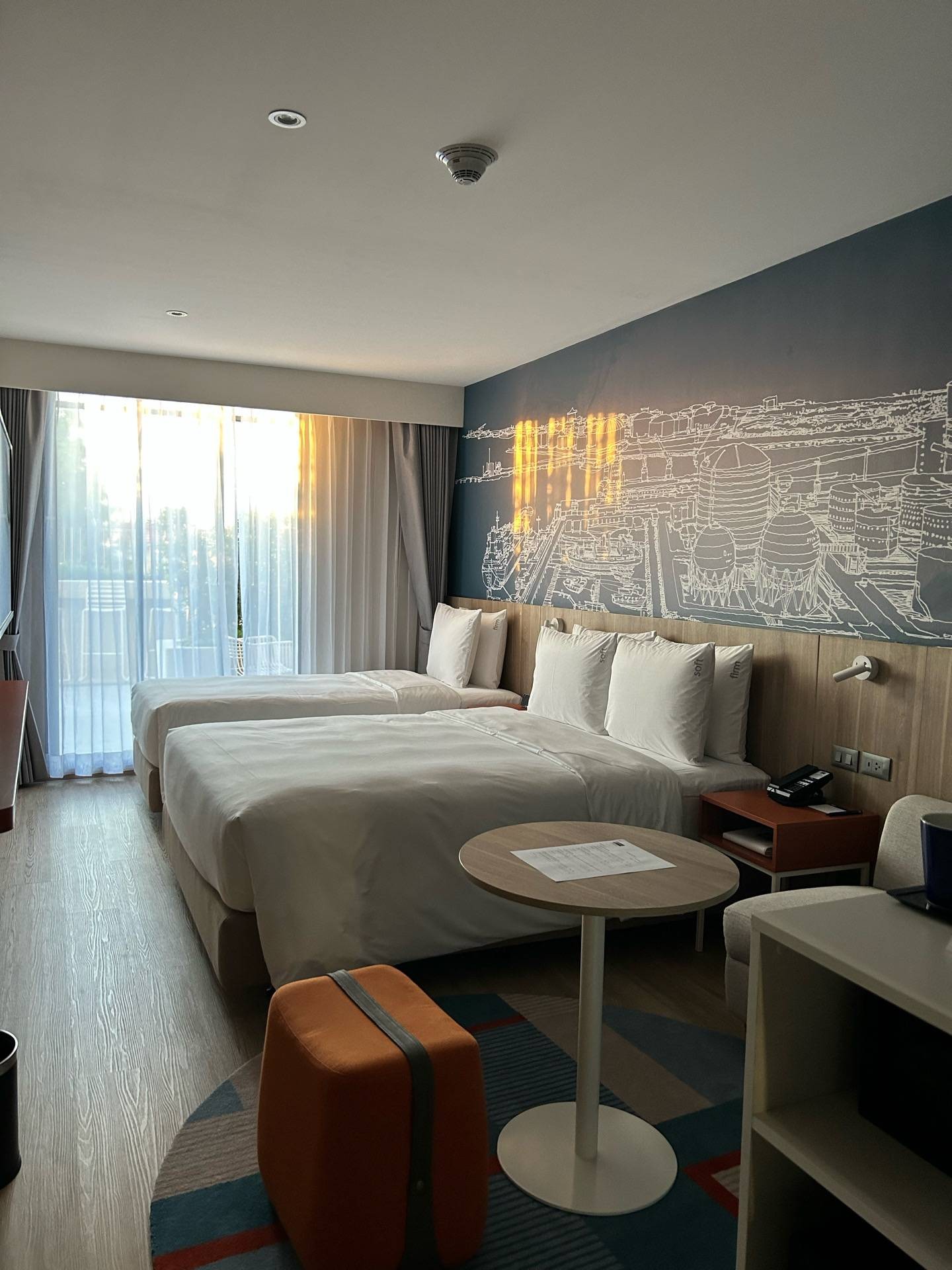 รีวิว Holiday Inn Express Rayong - ที่พักสีสันสดใส