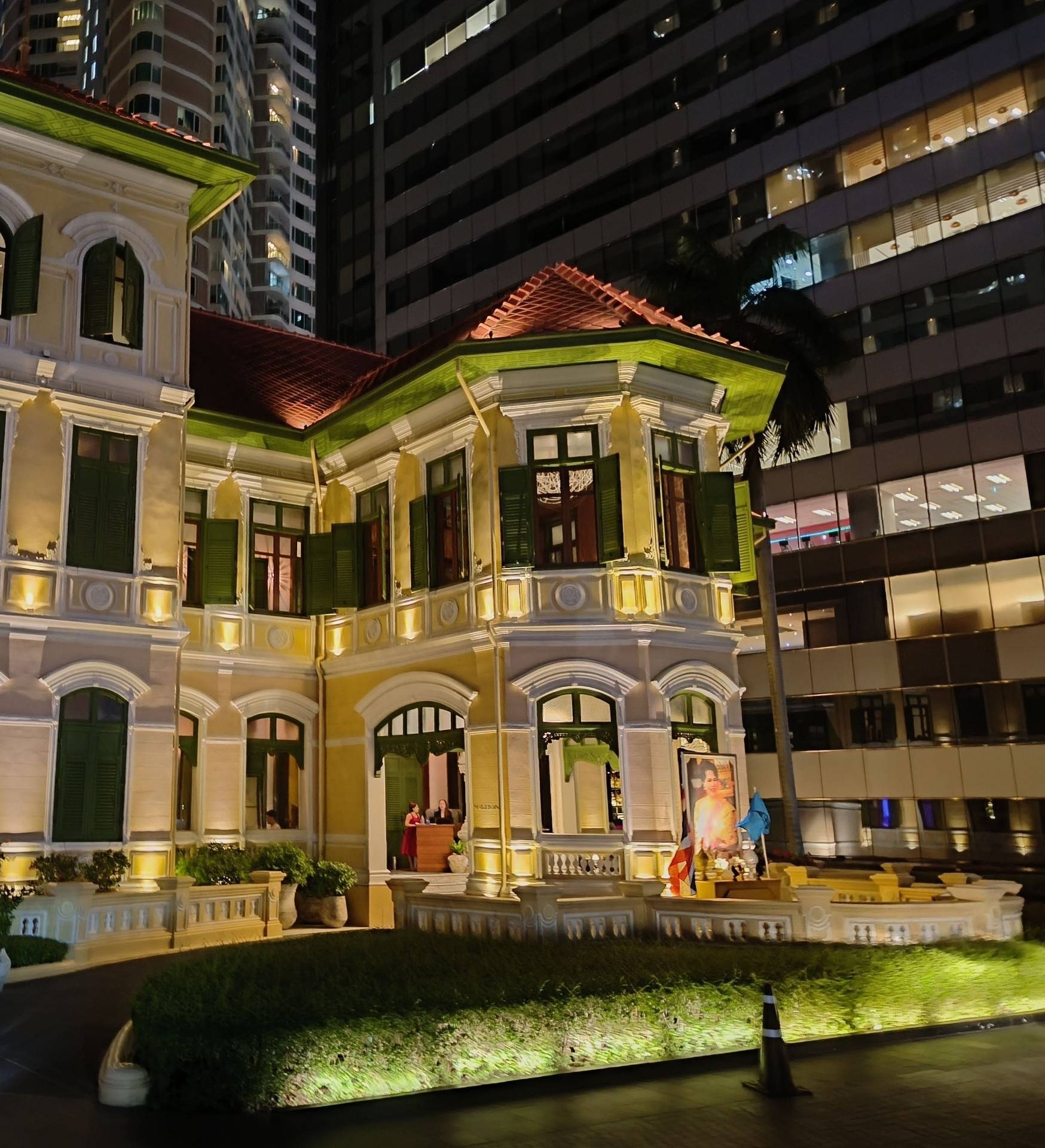รีวิว PAII - มากินขนมและชมบรรยากาศ The House Sathorn ยามค่ำคืน