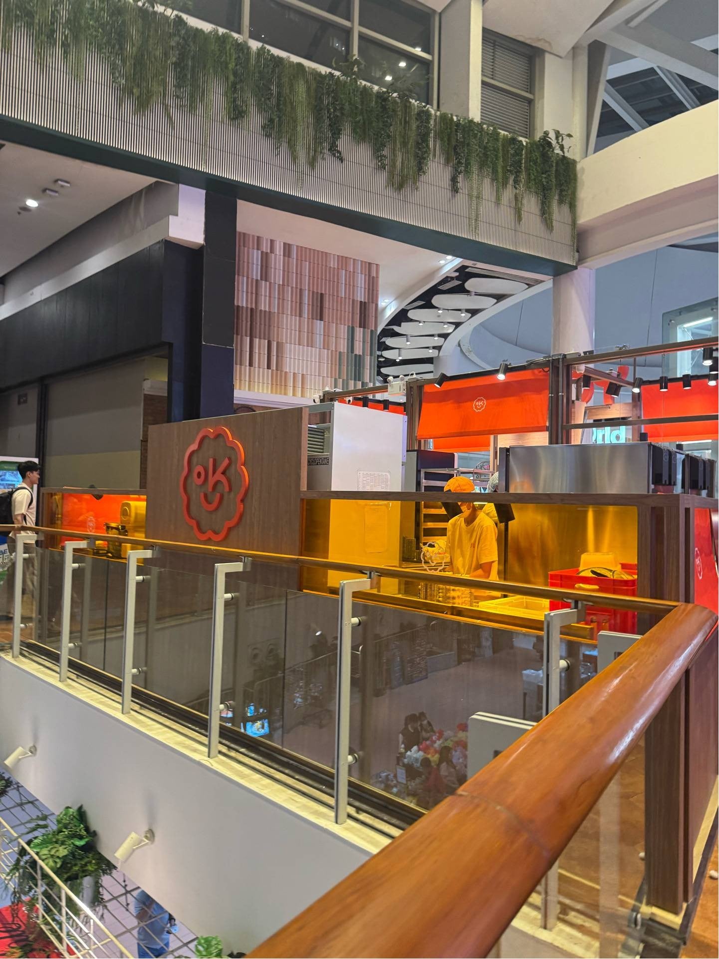 รีวิว YOLK Oriental Bakehouse & Tea Bar Central World - Yolk Egg Tart ...