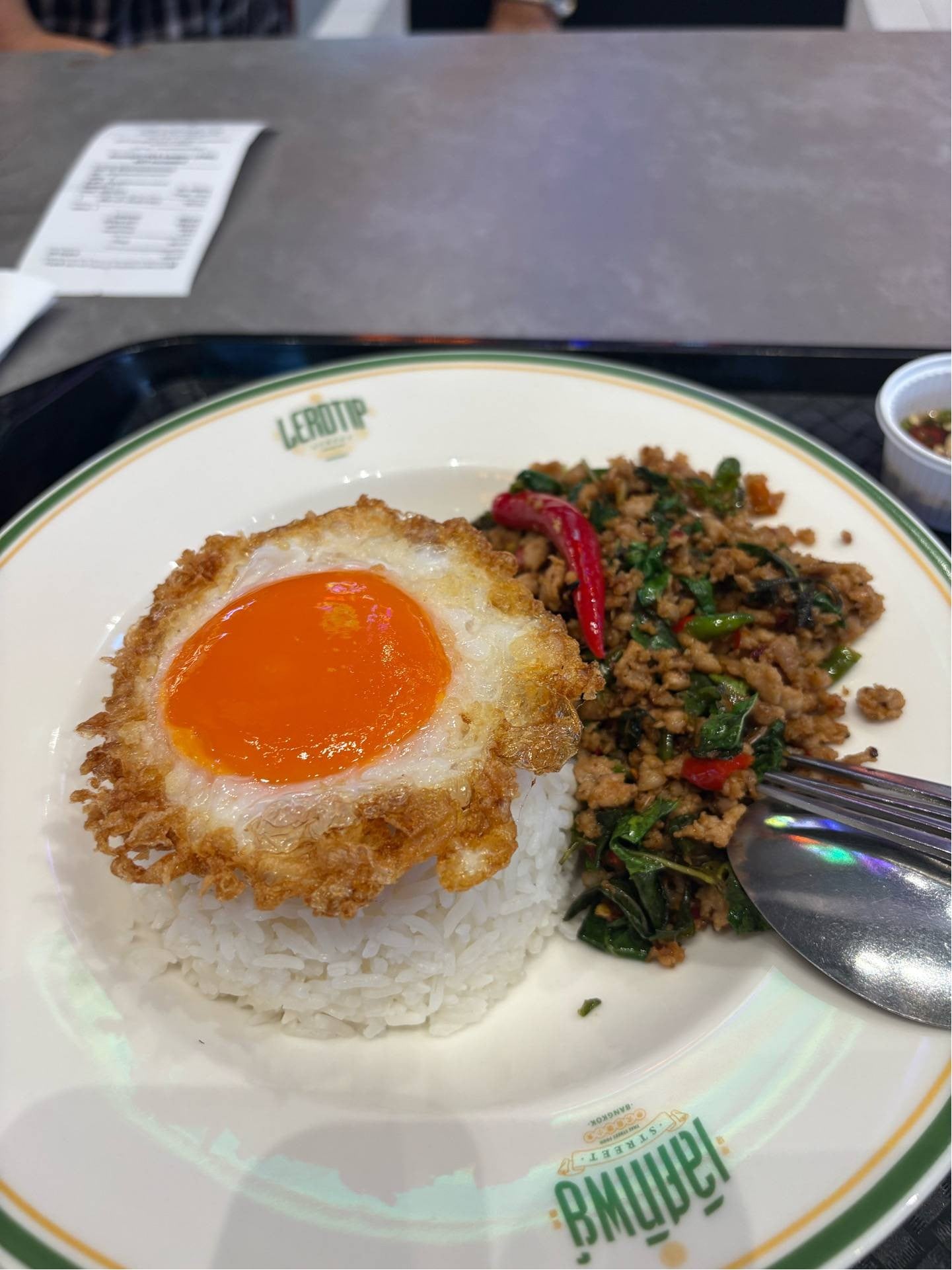 รีวิว Lerdtip Street Emsphere - ผัดกระเพรารสชาติจัดจ้าน ไม่มัน ไม่เลี่ยน