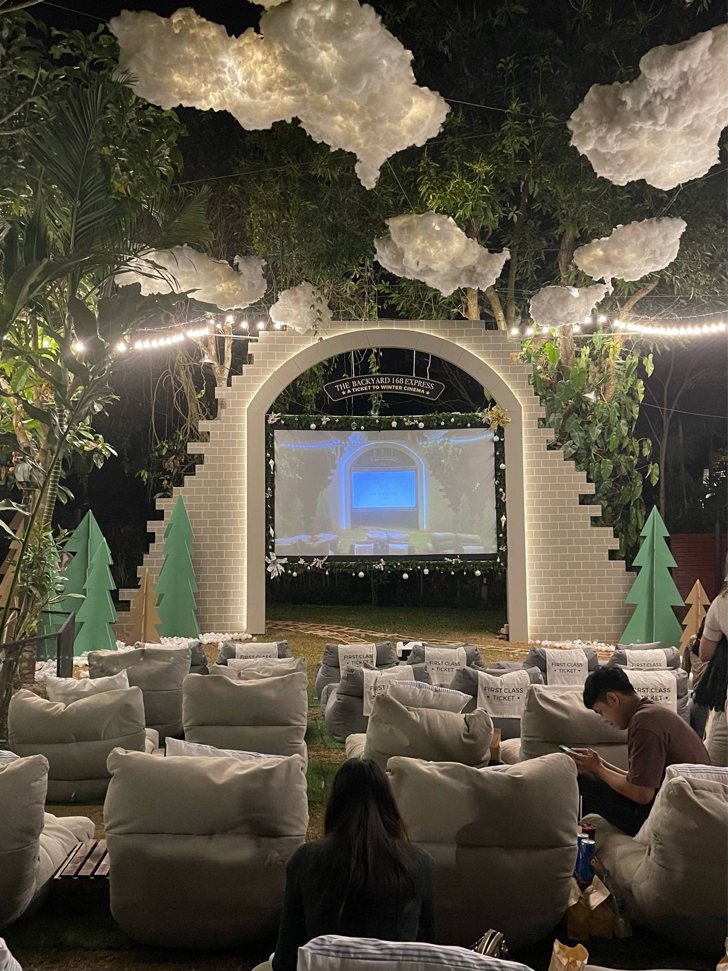 รีวิว The Backyard 168 - ดูหนังกลางแจ้งรับลมหนาวที่เขาใหญ่