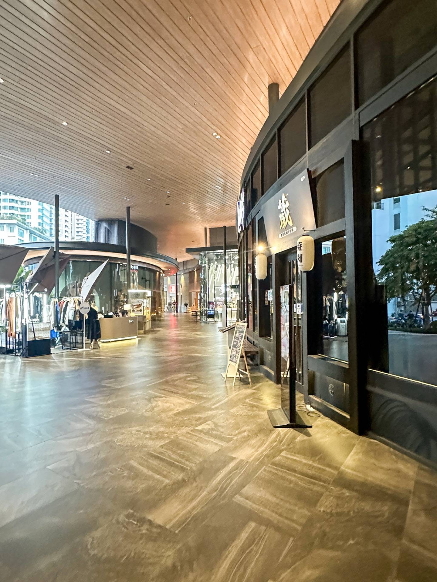 รีวิว Velaa Sindhorn Village Langsuan