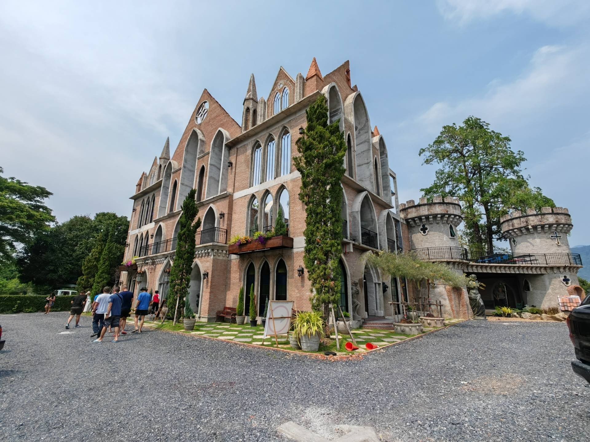 รีวิว Cafe Laura Bar & Restaueant สาขา3 สาริกา - บรรยากาศดี มีความโรแมนติก