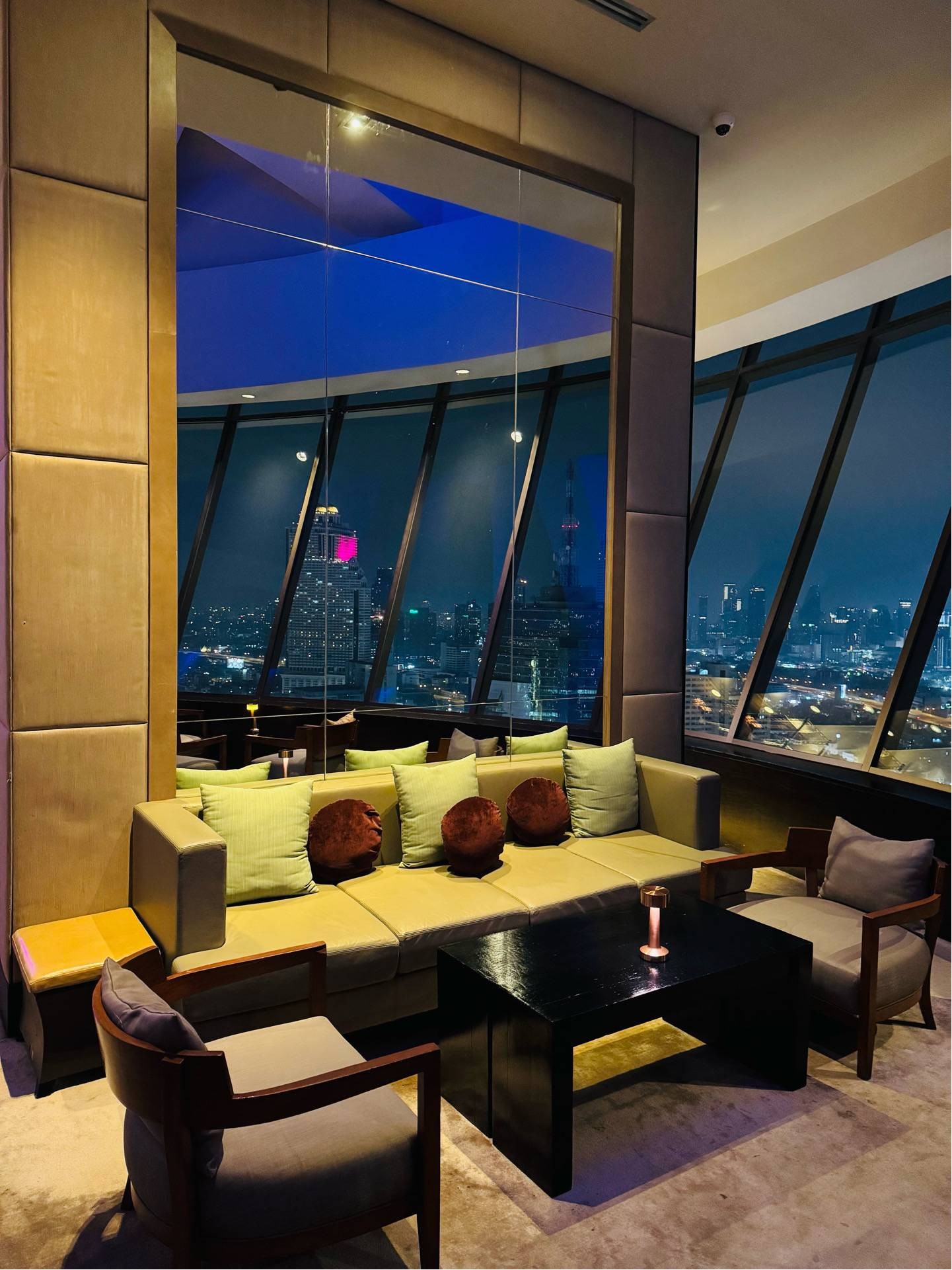 รูป Three Sixty Lounge Millennium Hilton Bangkok Hotel