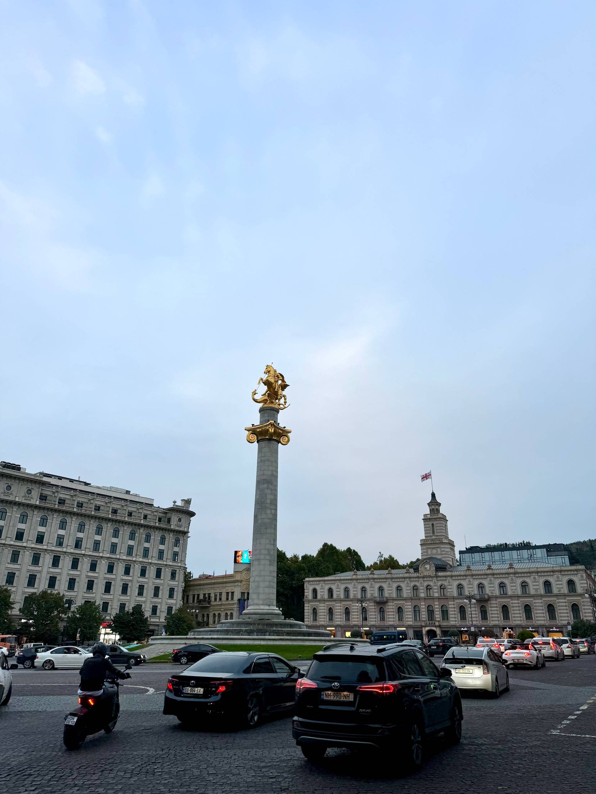รีวิว Freedom Square - “ Freedom Square Tbilisi ” จตุรัสเสรีภาพ ใจกลาง ...