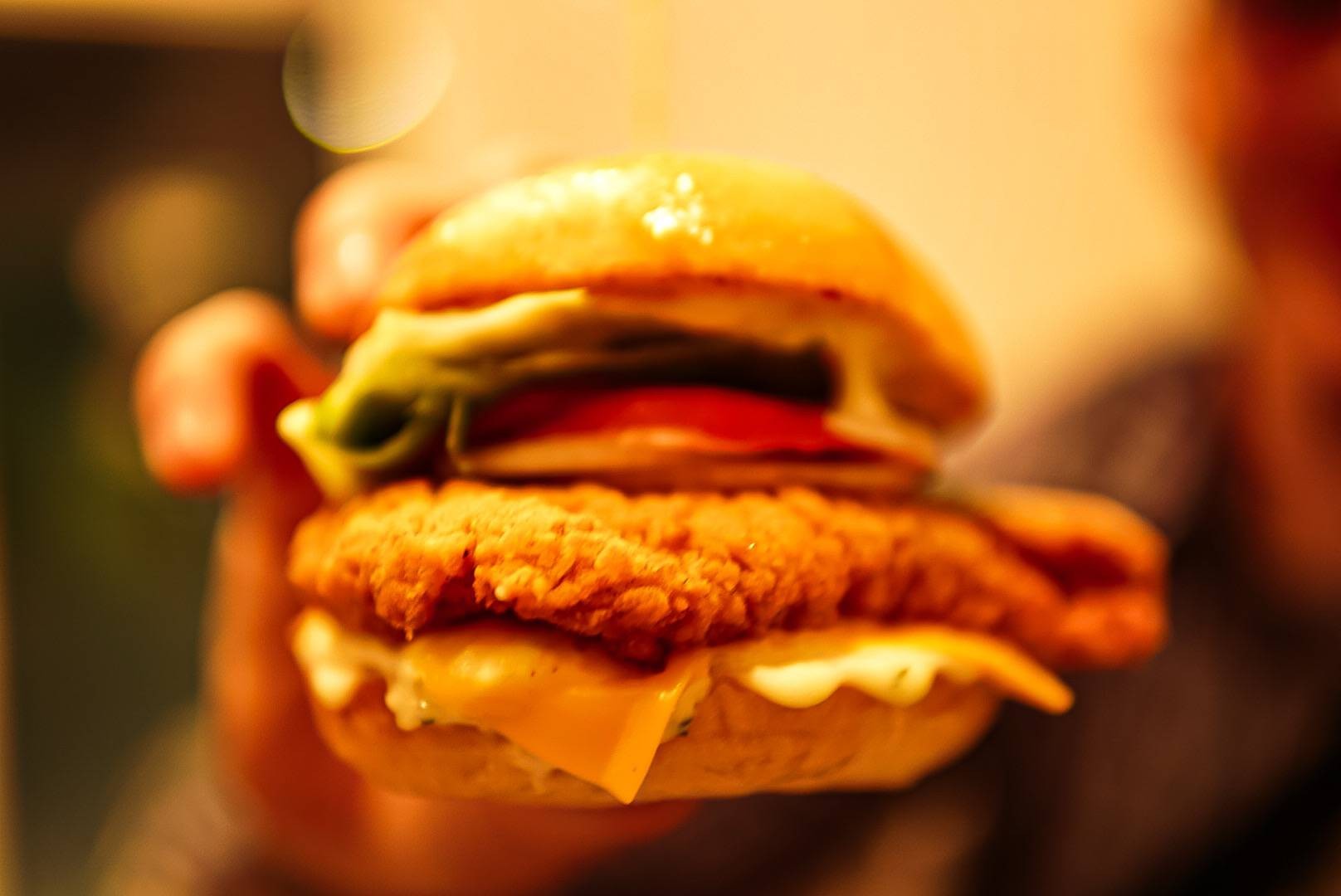 รีวิว Need Burger - แรนช์ ชิกเก้น เบอร์เกอร์ - เบอร์เกอร์ไก่ทอด ใส่อเมริกันชีส หอมกลิ่นกระเทียม