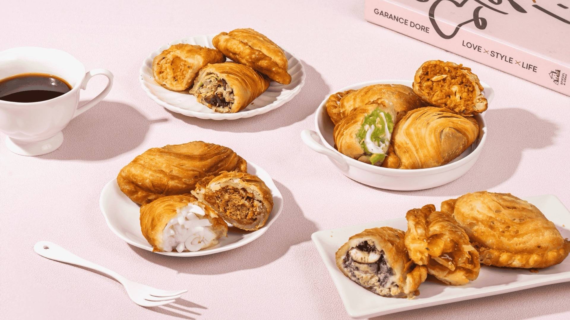 รูป ขนมไทยไกลบ้าน x Krispy Curry Puff - คาเฟ่ขนมไทย กะหรี่ปั๊บ เค้ก เครื่องดื่ม ศรีนครินทร์