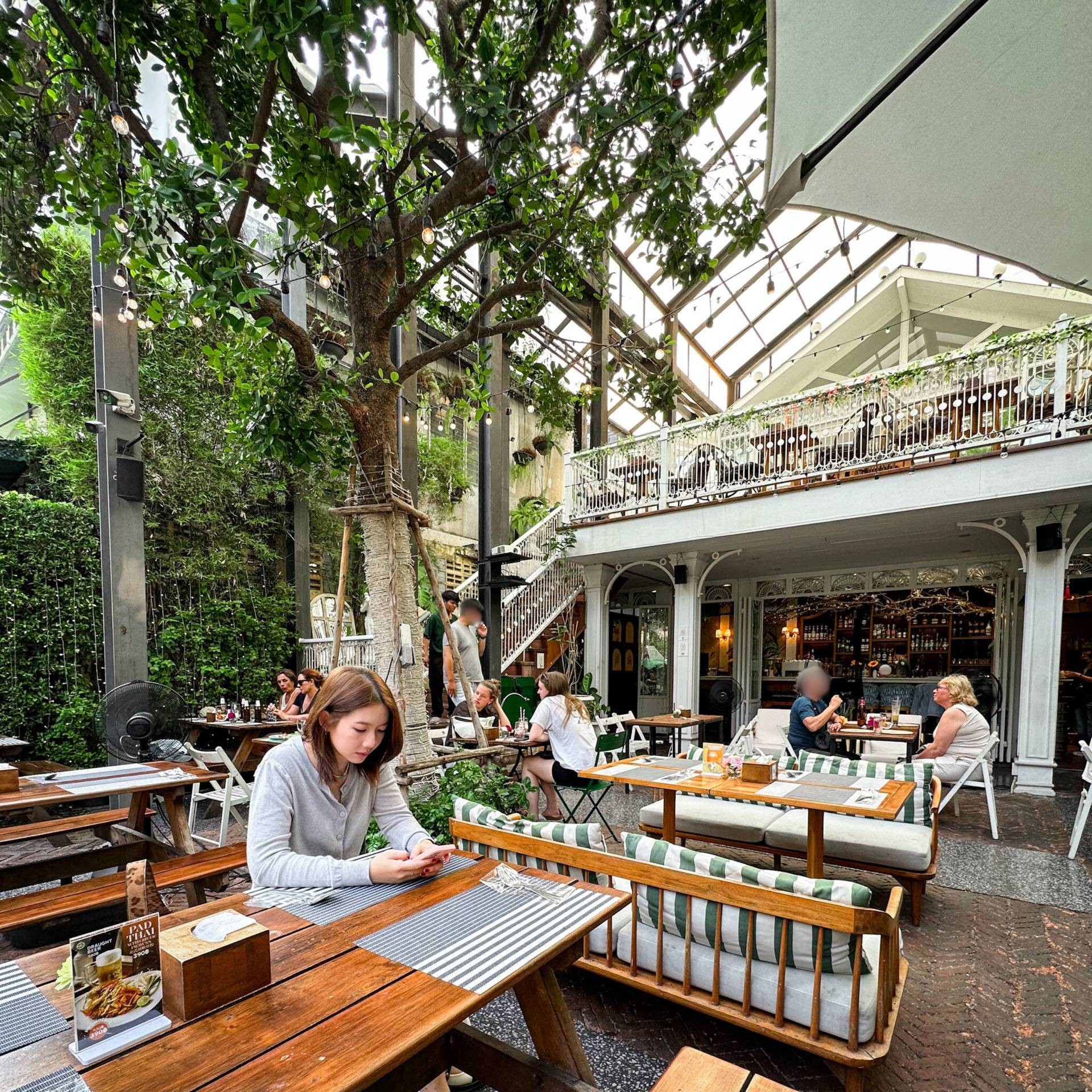 รีวิว Botanic Backyard Bar & Restaurant - Botanic Backyard