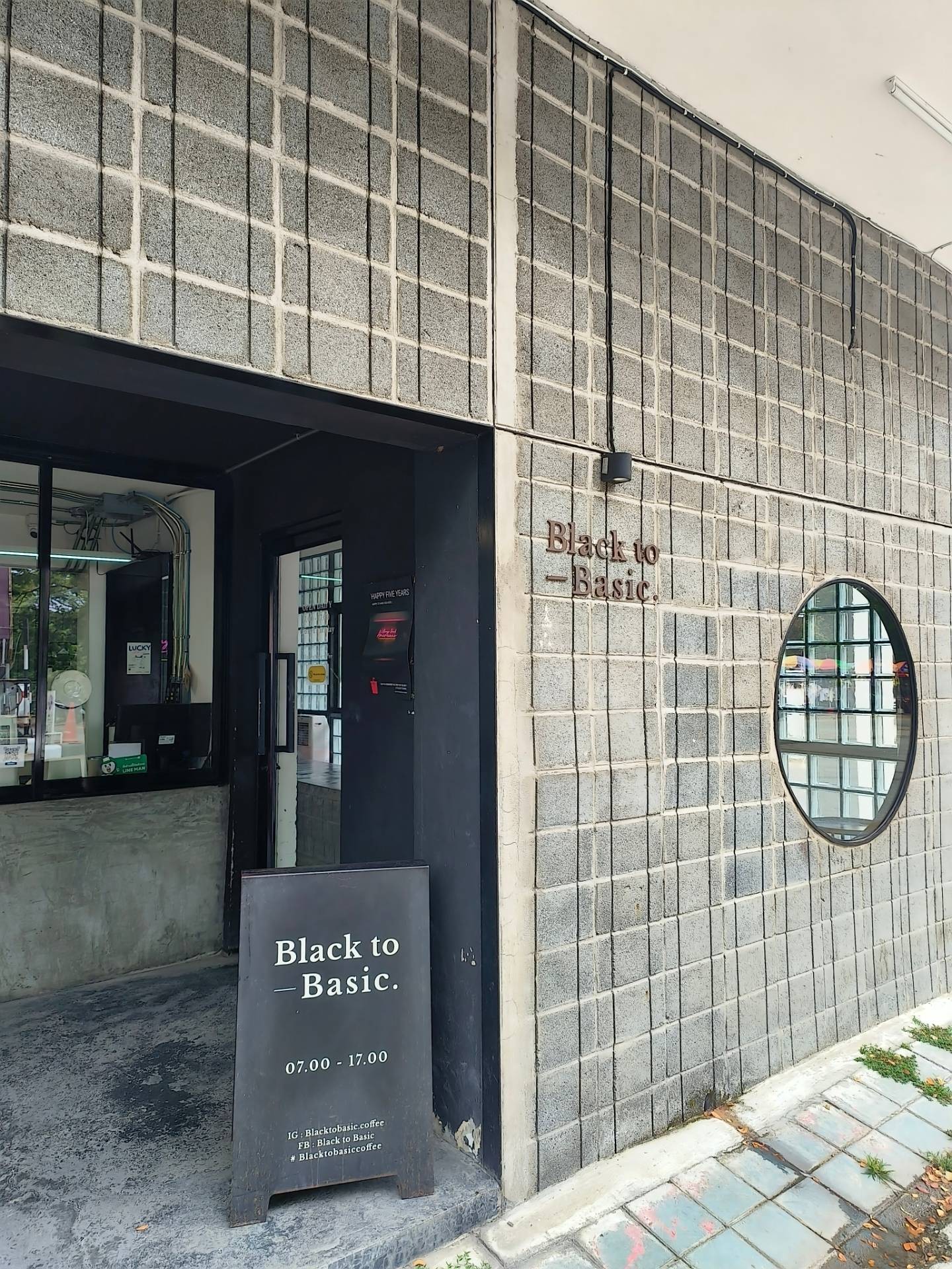 รีวิว Black to Basic Lamphun Black to Basic - ร้านใกล้วัดพระธาตุ