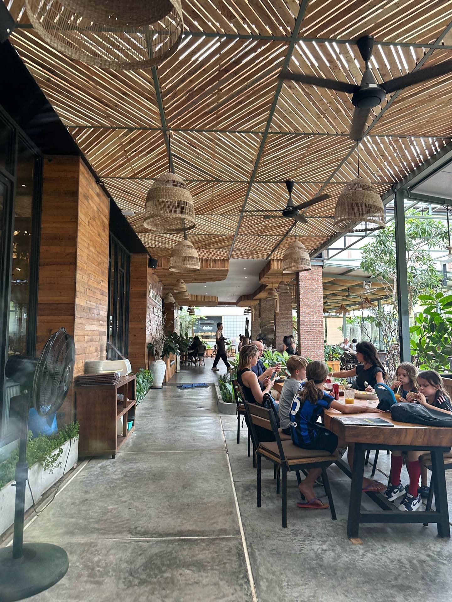 รีวิว We Cafe - We café 🥗 สายผักรักสเต็กดูแลสุขภาพเช็คอินนี่เลย 👩🏻