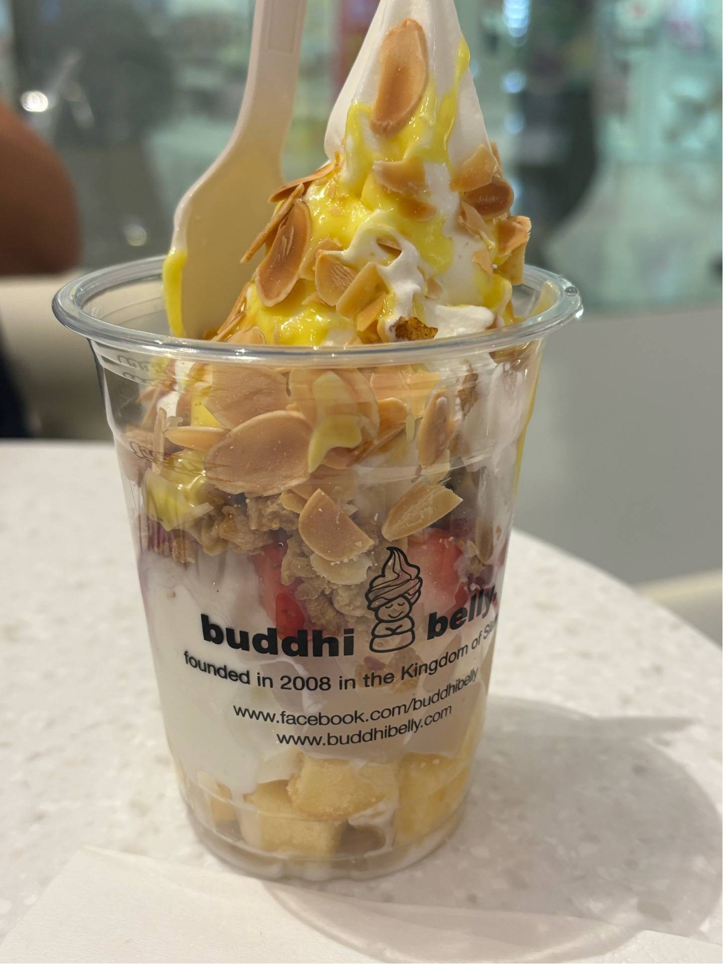 รีวิว Buddhi Belly สยามพารากอน - ลองสั่งแบบ parfait มีครบ ทั้งราดซอสและ ...