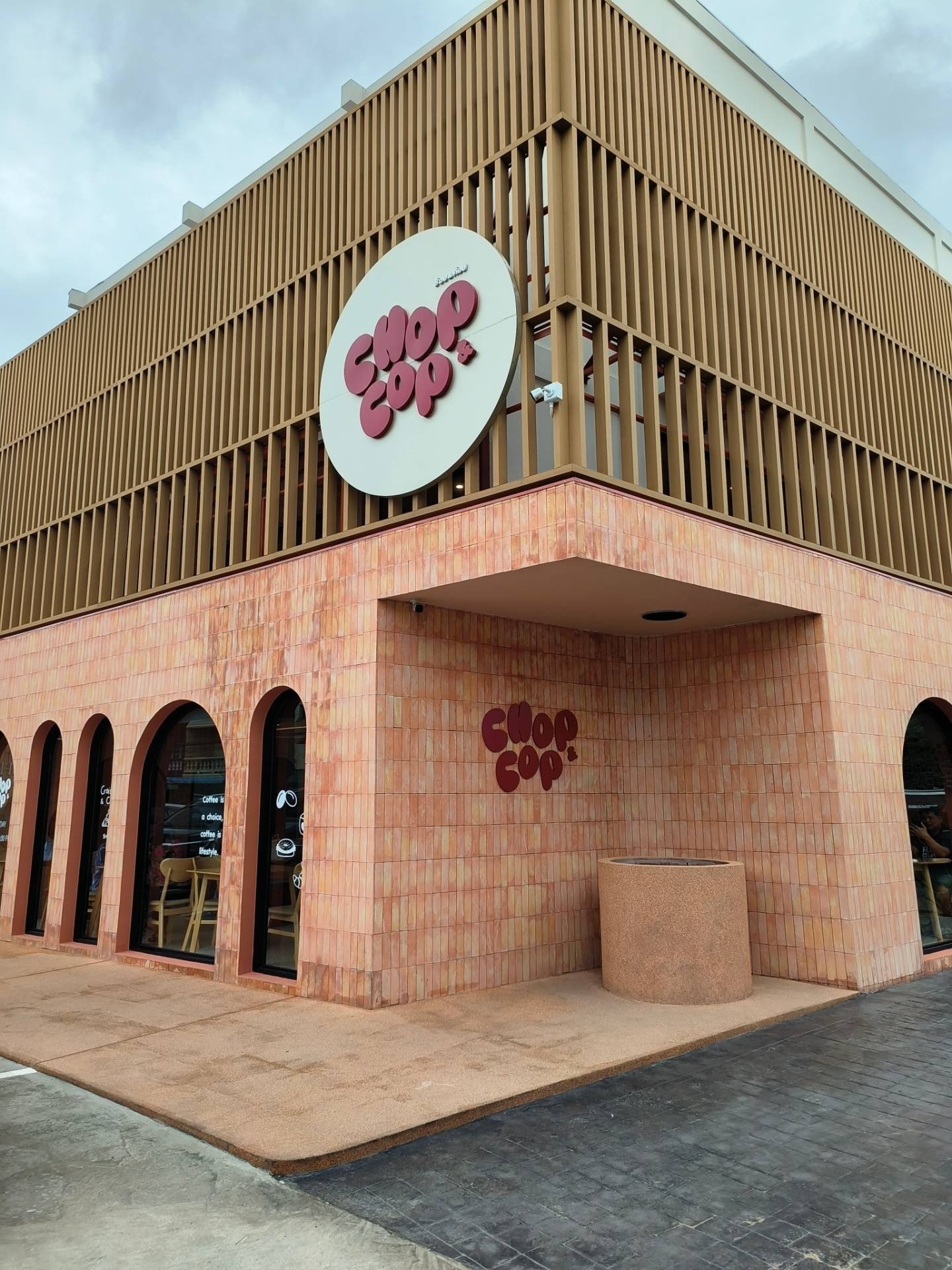 รีวิว CHOP & COP CHOP & COP - คาเฟ่ใหม่ย่านสันป่าตอง