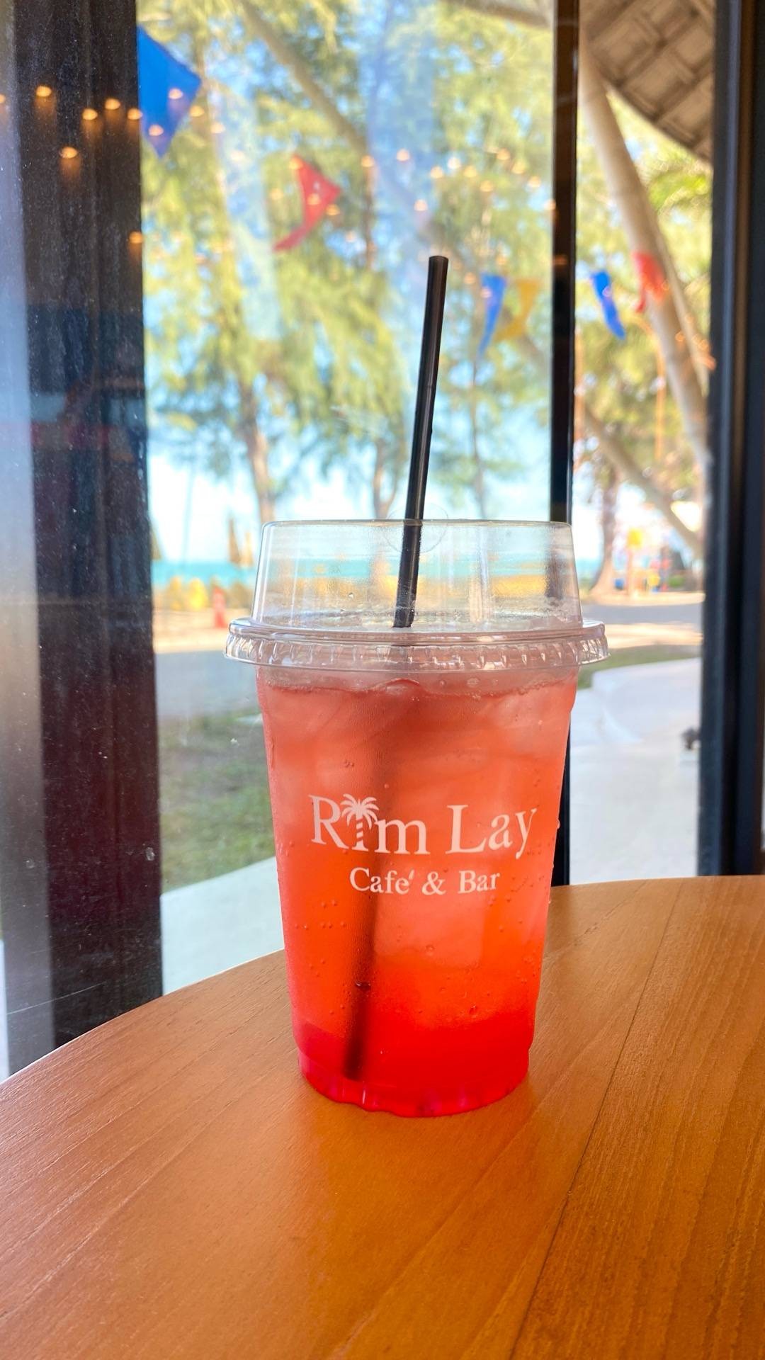 รีวิว Rim Lay Cafe & Bar - คาเฟ่ริมทะเล บรรยากาศดี