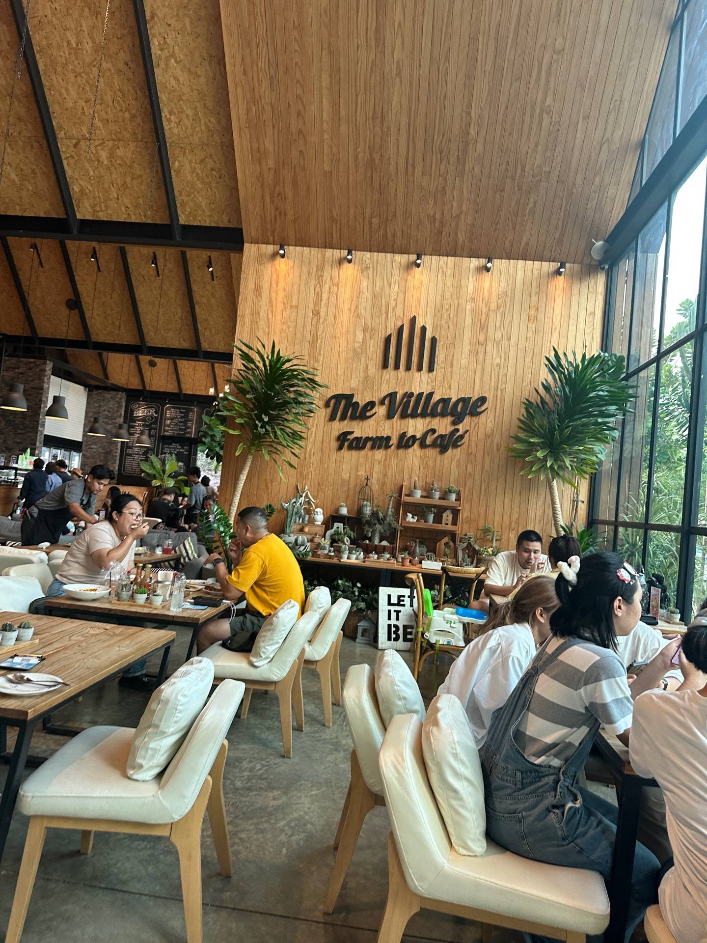 รีวิว The Village Farm To Cafe’ - คาเฟ่ขนาดใหญ่ราคาเป็นกันเอง