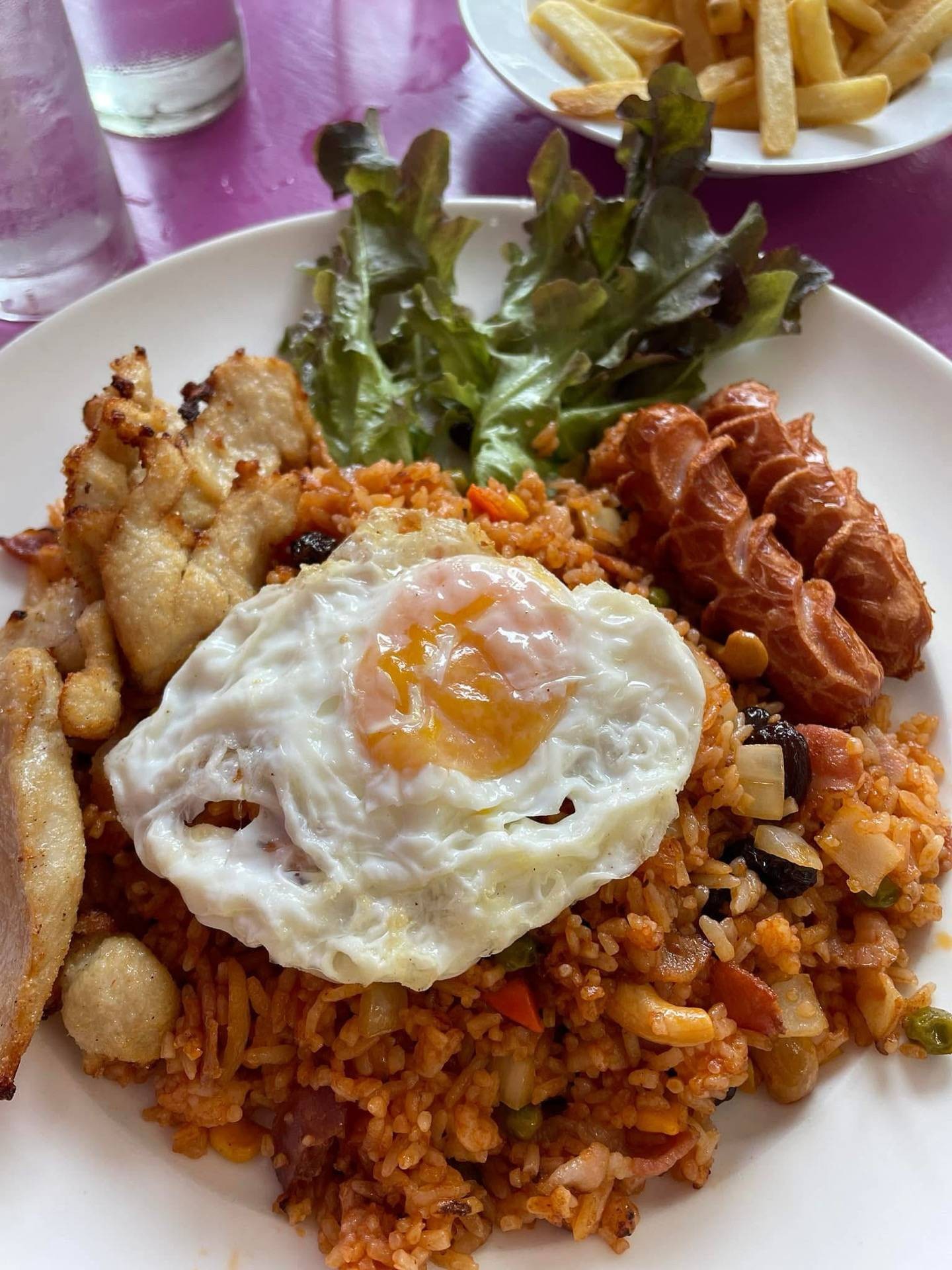 รีวิว Cafe Vatel - อาหารจานใหญ่ เสิร์ฟโดยน้องนักศึกษา