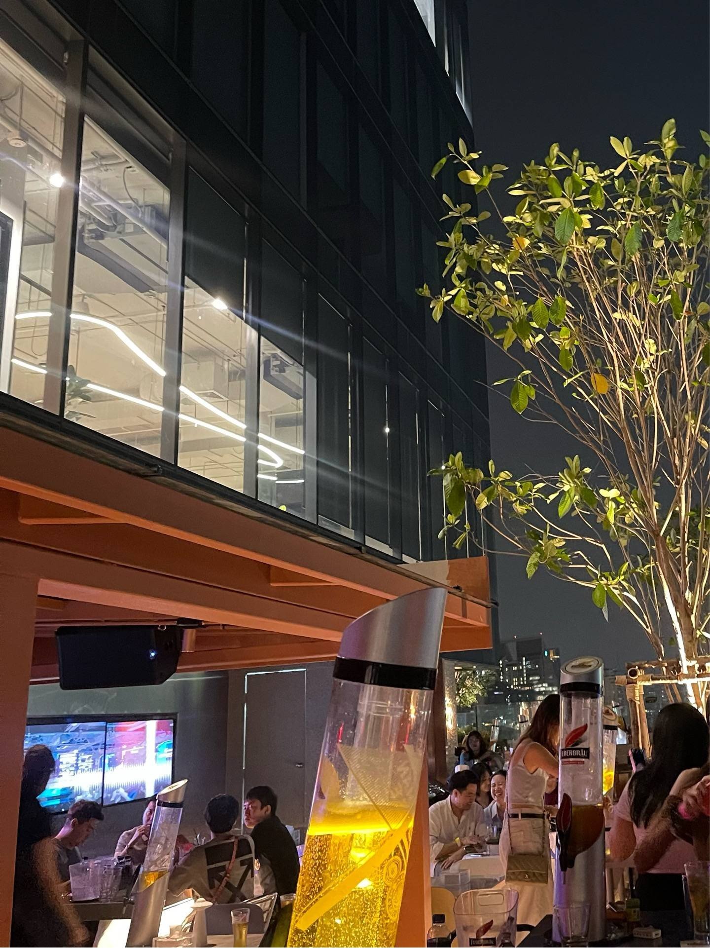 รีวิว Atmos on top Silom Edge - ผับดนตรีสดบนรูฟท๊อป