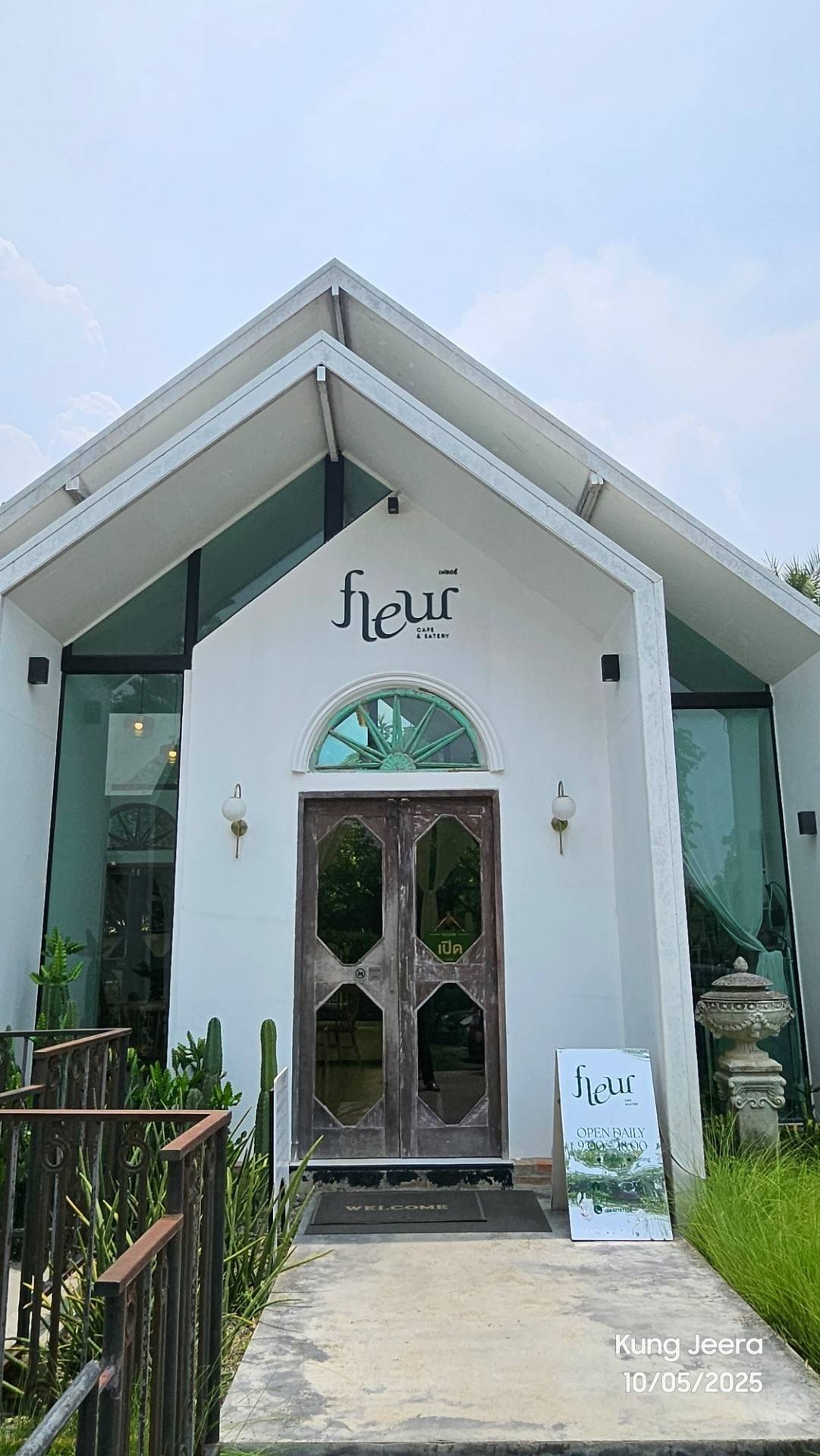 รีวิว Fleur Cafe & Eatery (เฟลอ คาเฟ่) - - เมนูหลากหลาย กับสวนสวยๆ