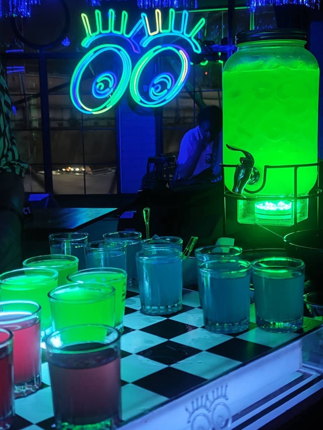 รีวิว Peak-A-Boo Bar - บาร์ Rooftop ใจกลางอนุสาวรีย์