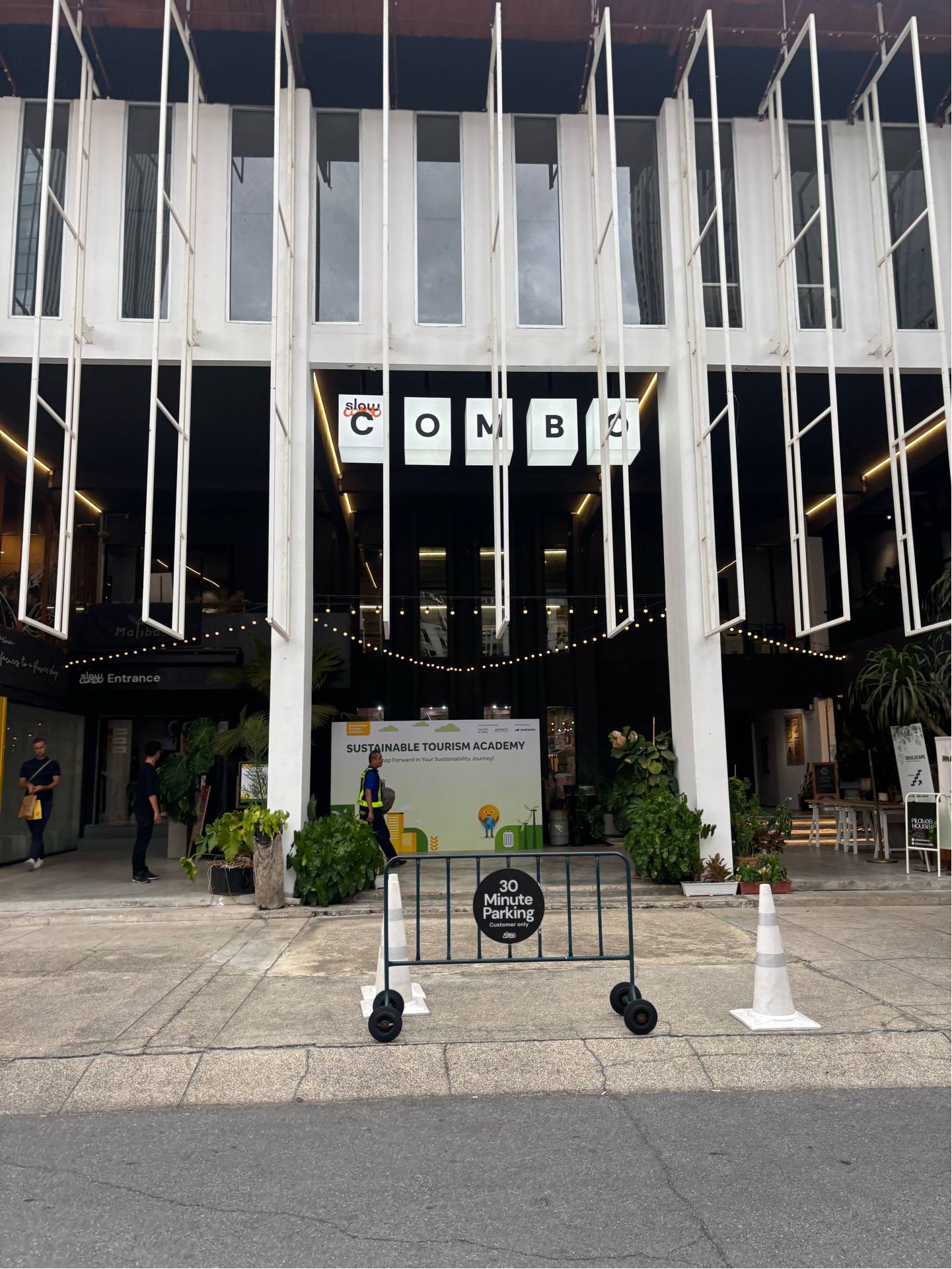 รีวิว Slowcombo - ย่านวัยรุ่น เหมาะมานัดพบ ทำกิจกรรม ได้ใน 3 zones