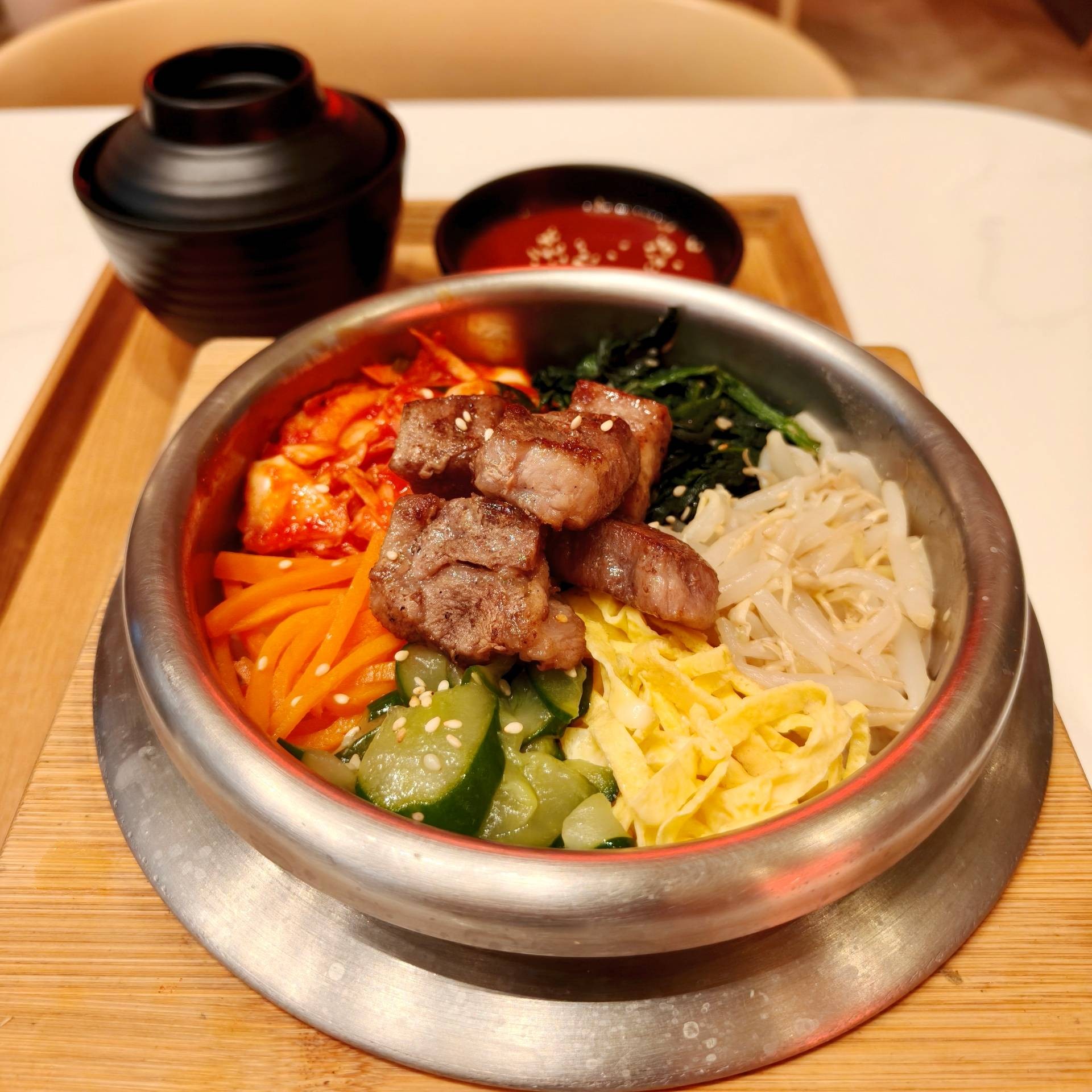 มกซัลโกกิกูอีบิบิมบับ (หมูสันคอ) ร้าน Woo Gogi One Bangkok