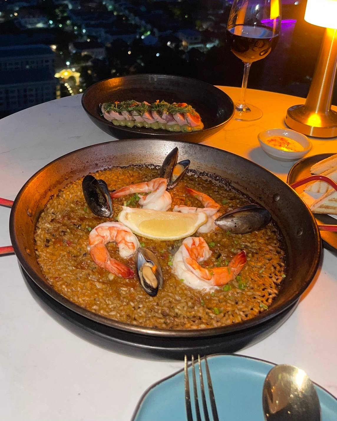รีวิว LUZ Bangkok Tapas Bar - A laid-back rooftop bar with a great vibe ...