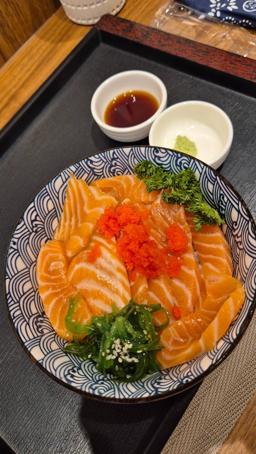 รีวิว Salmon Dong Chi Sathorn (แซลมอนสดสาทรดองชิ) - ร้านตึกแถวเล็กๆ แต่ ...