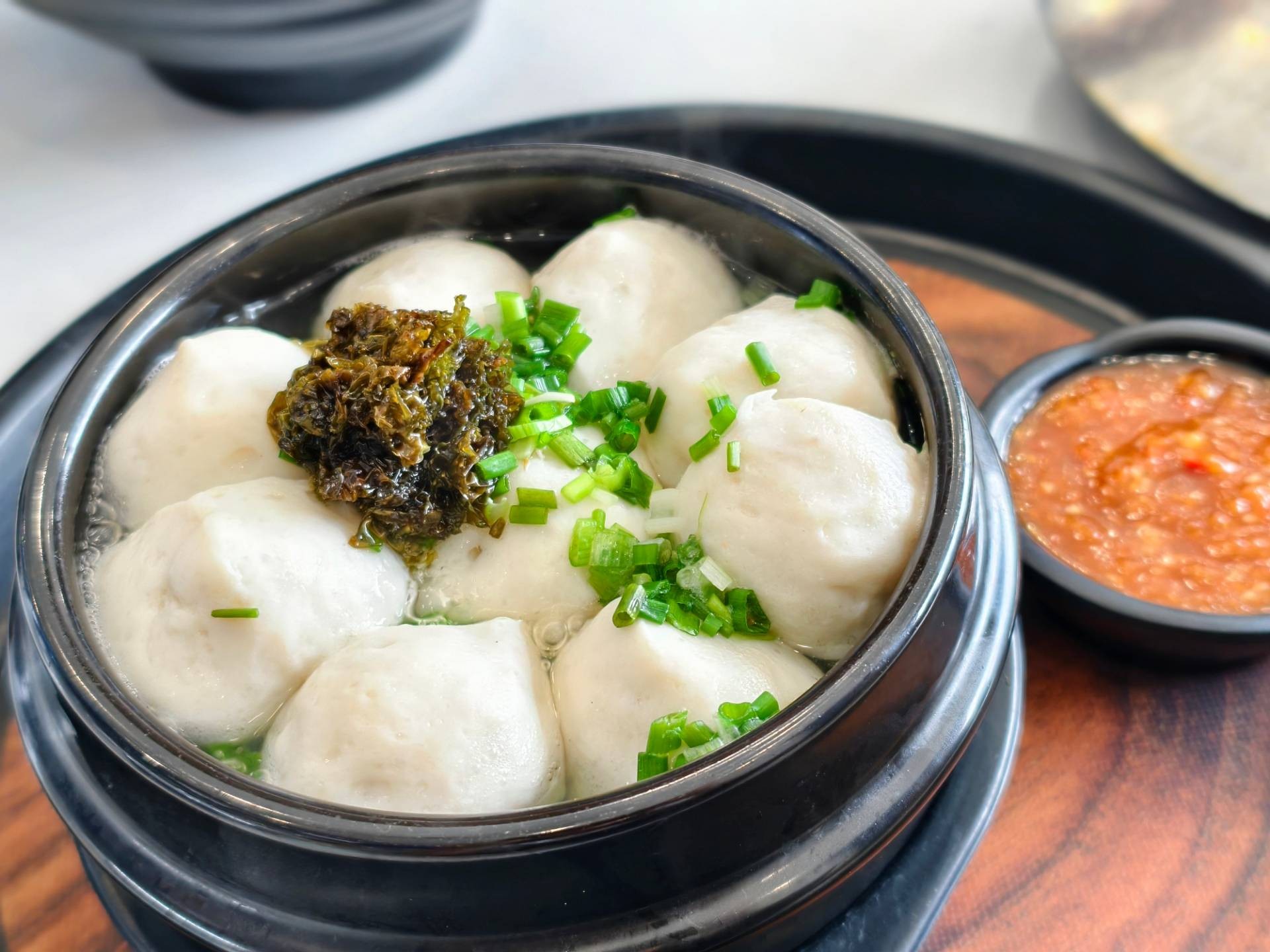 ลูกชิ้นปลาต้มสด • ซุปใส่สาหร่ายพร้อมน้ำจิ้มซีฟู๊ด ร้าน A JUNG Fish Ball ...